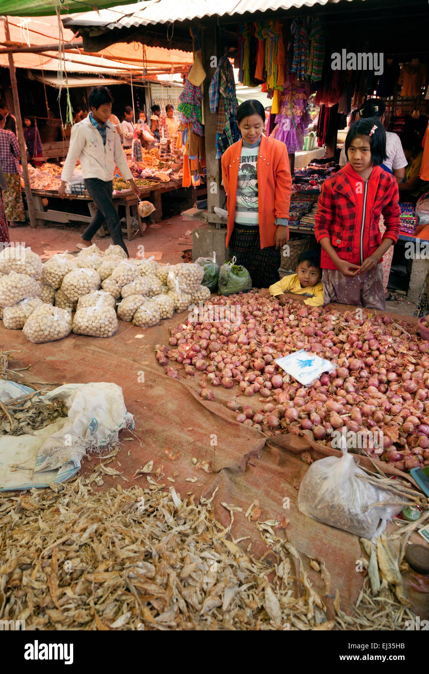 Local burmese people shopping for food, Nam Pan village market, Inle ...