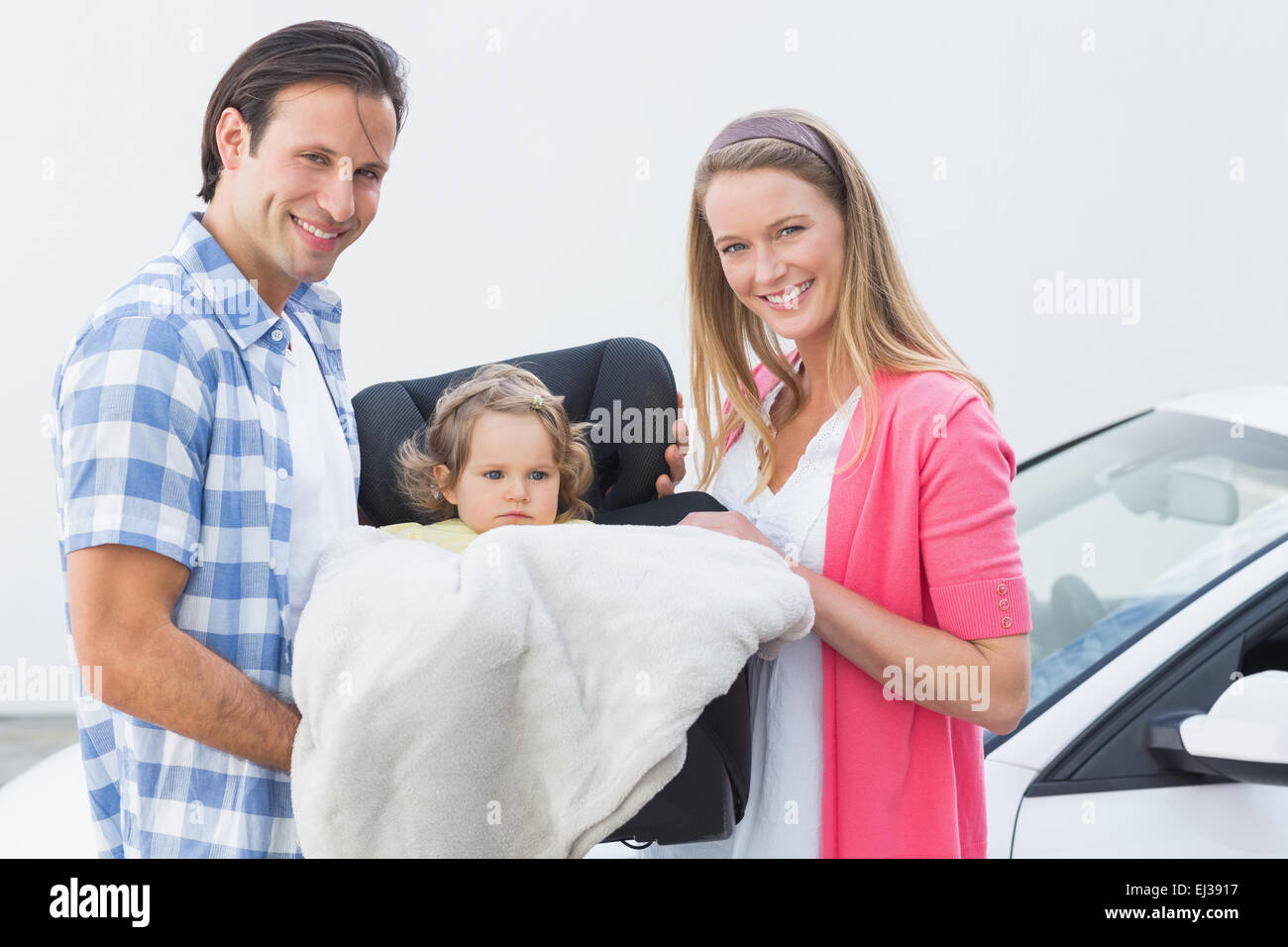 Parents carrying baby in his car seat Stock Photo - Alamy