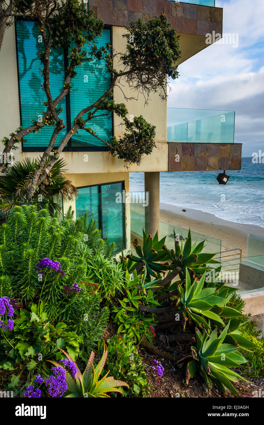 Modern oceanfront home in Laguna Beach, California Stock Photo - Alamy
