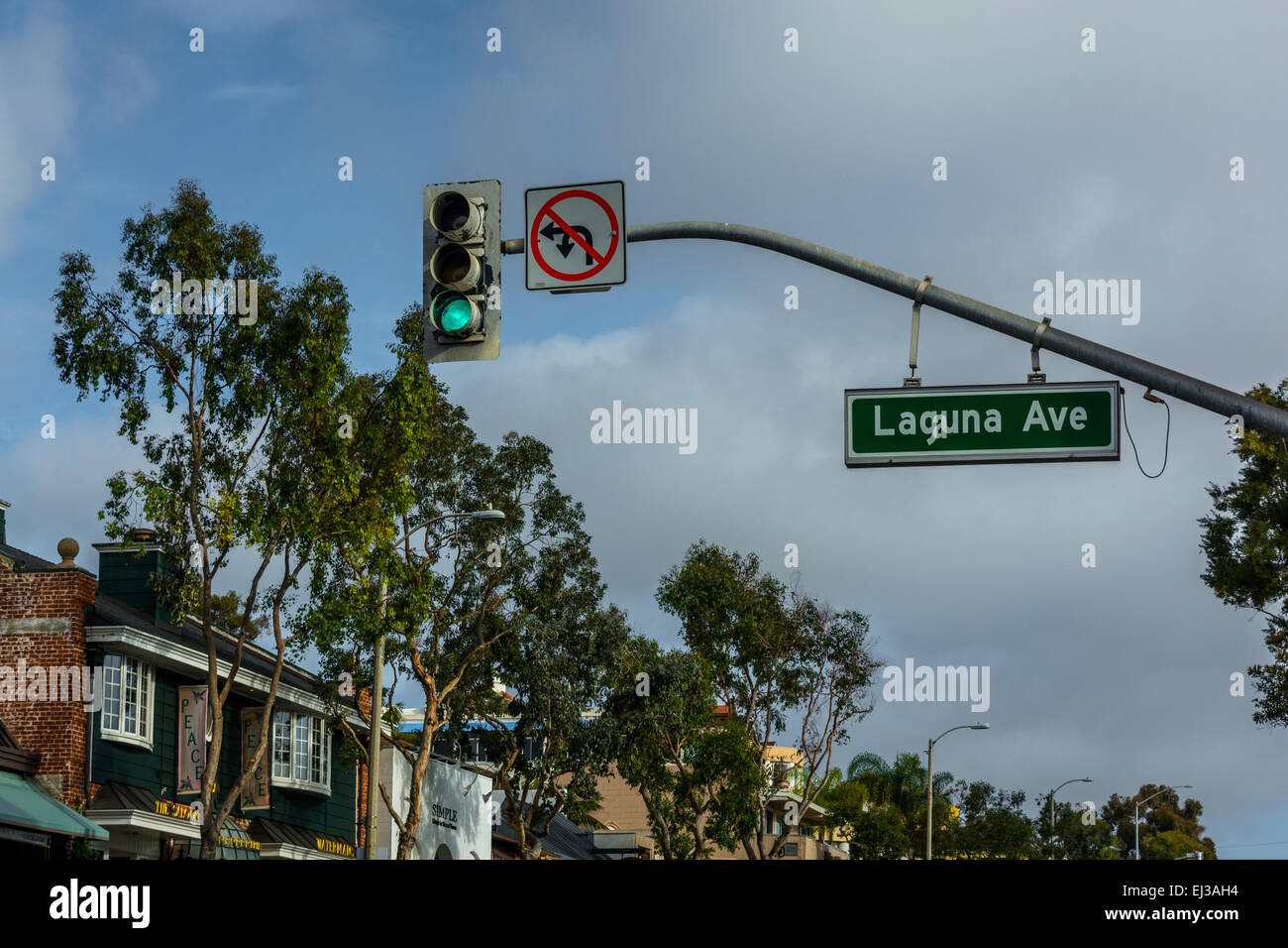 Traffic light and street sign for Laguna Avenue, in Laguna Beach ...