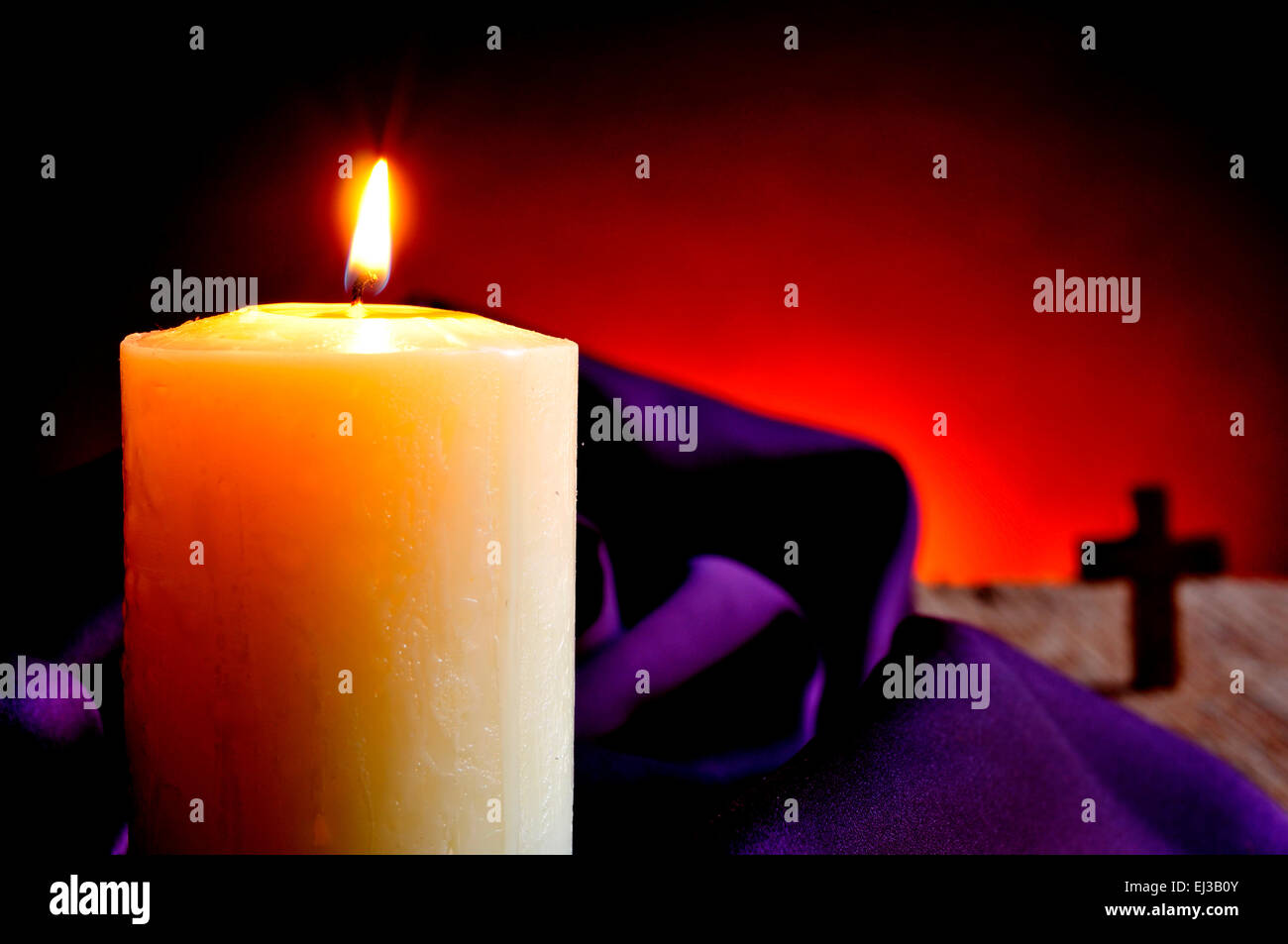Candle and cross hi-res stock photography and images - Alamy