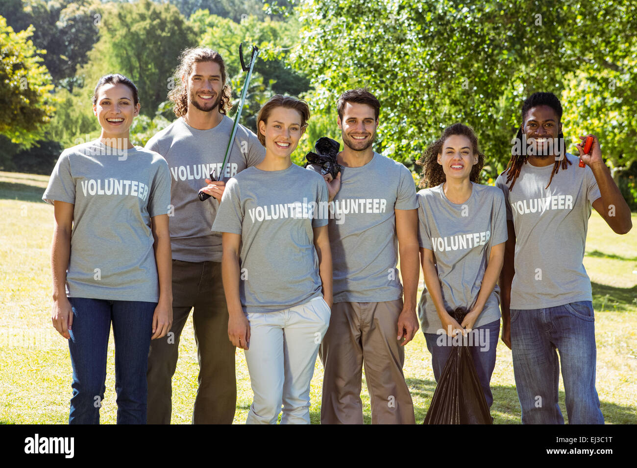 Volunteering picking up trash hi-res stock photography and images - Alamy