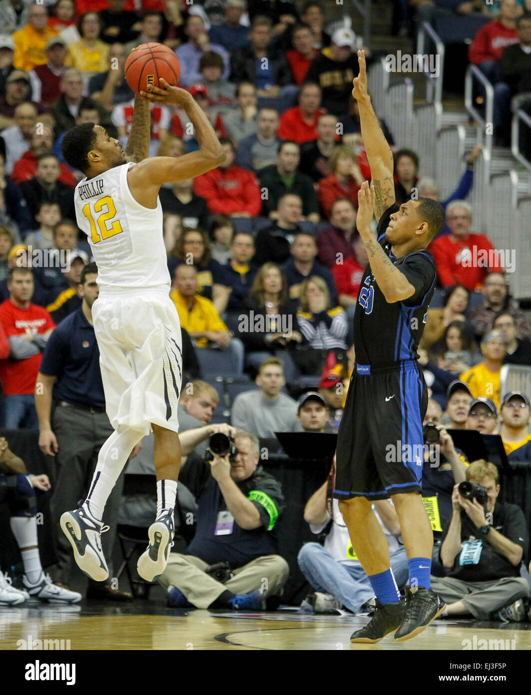 West Virginia Mountaineers guard Tarik Phillip (12) fires the a 3 ...