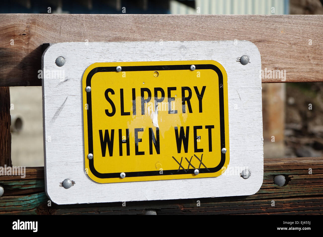 A sign warning that walkway is slippery when wet Stock Photo - Alamy