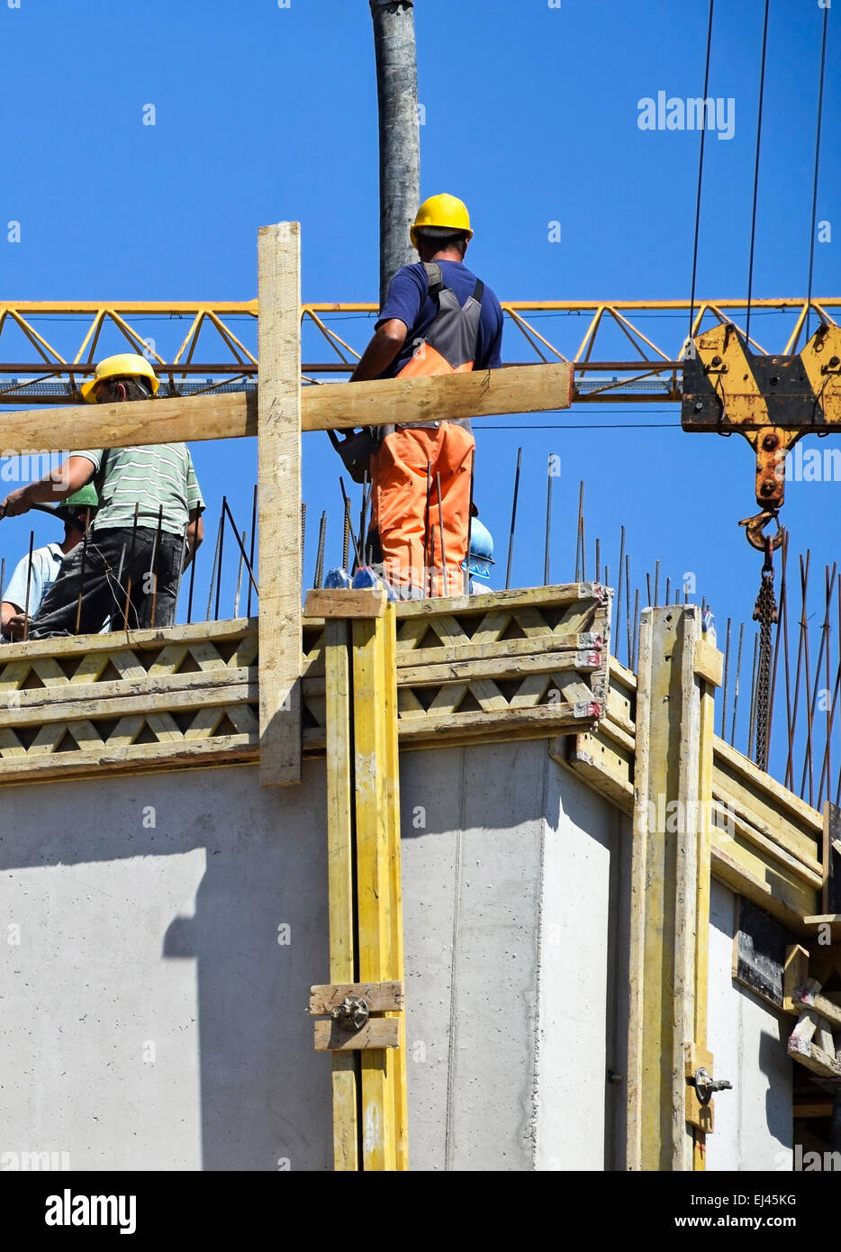 Men working concrete construction site hi-res stock photography and ...