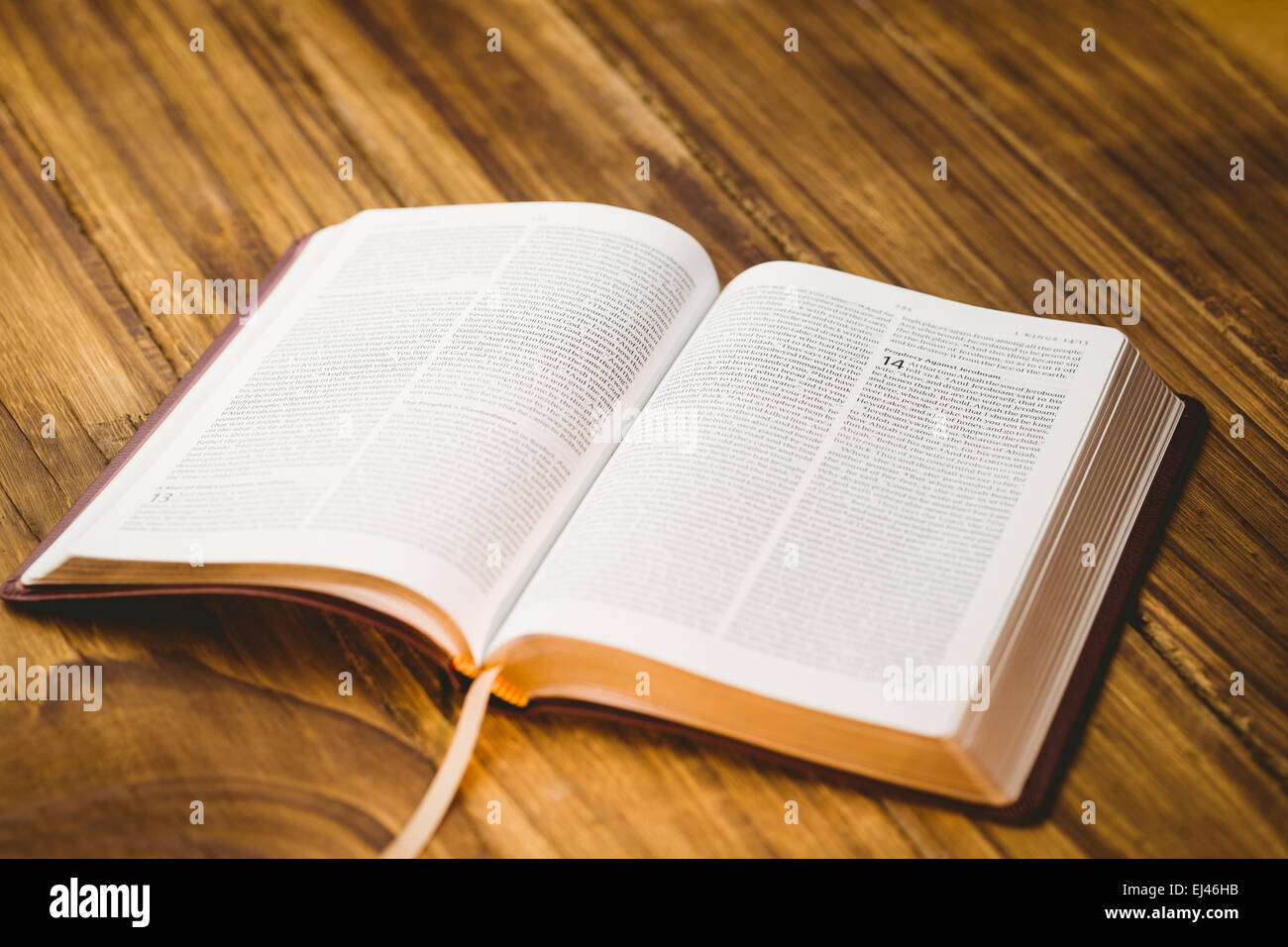 Open bible table hi-res stock photography and images - Alamy