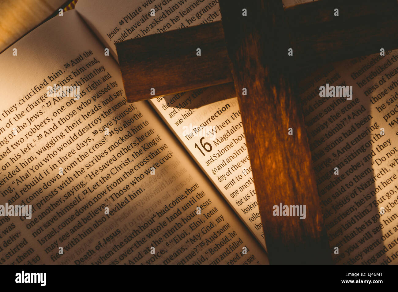 Open bible and wooden cross Stock Photo - Alamy