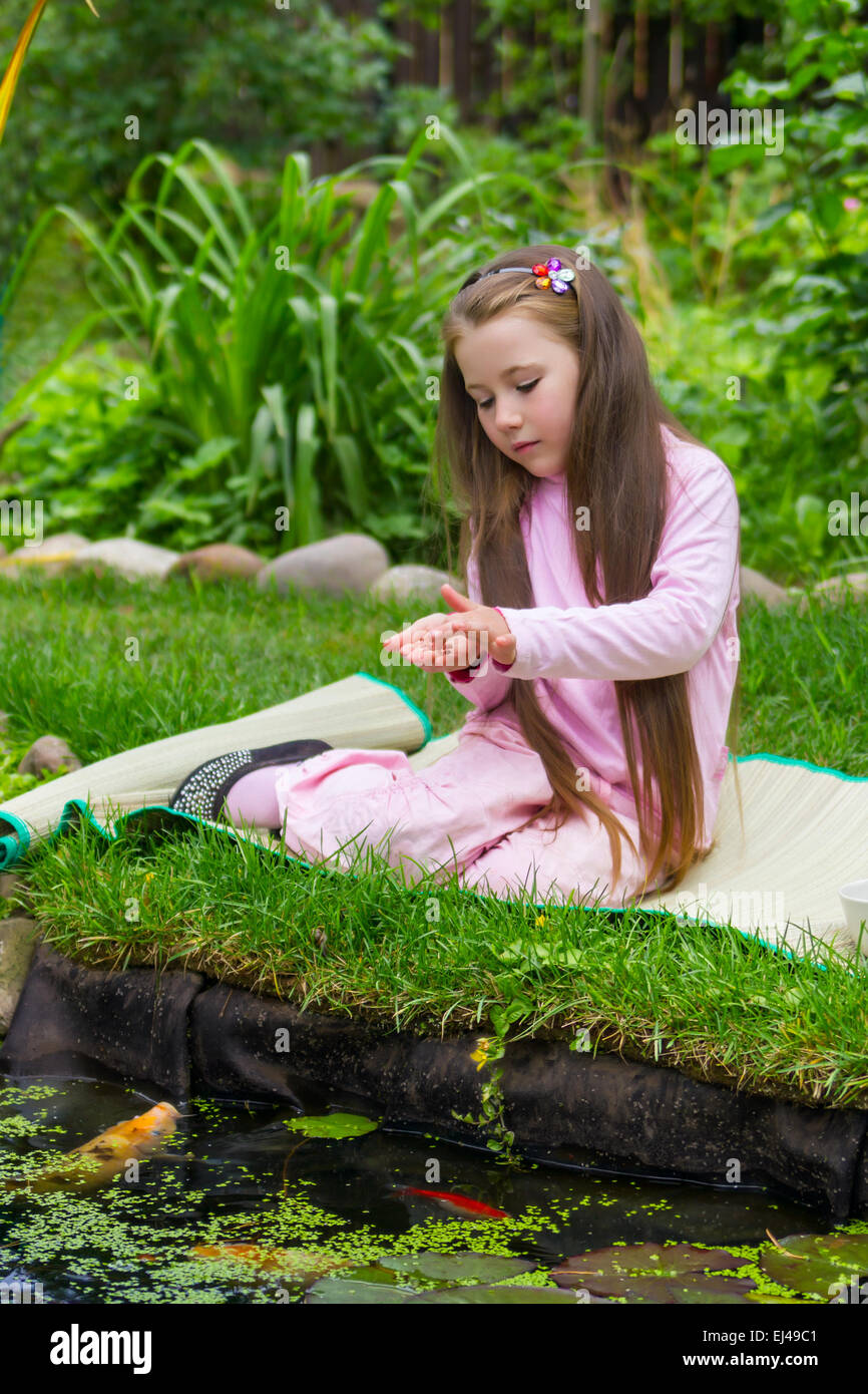 Children in pond hi-res stock photography and images - Alamy