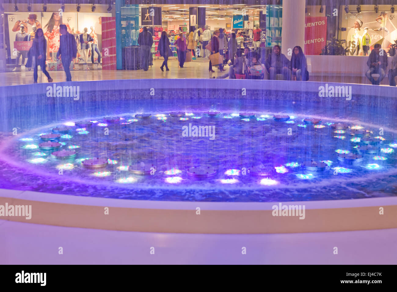 Shopping mall with fountain hi-res stock photography and images - Alamy