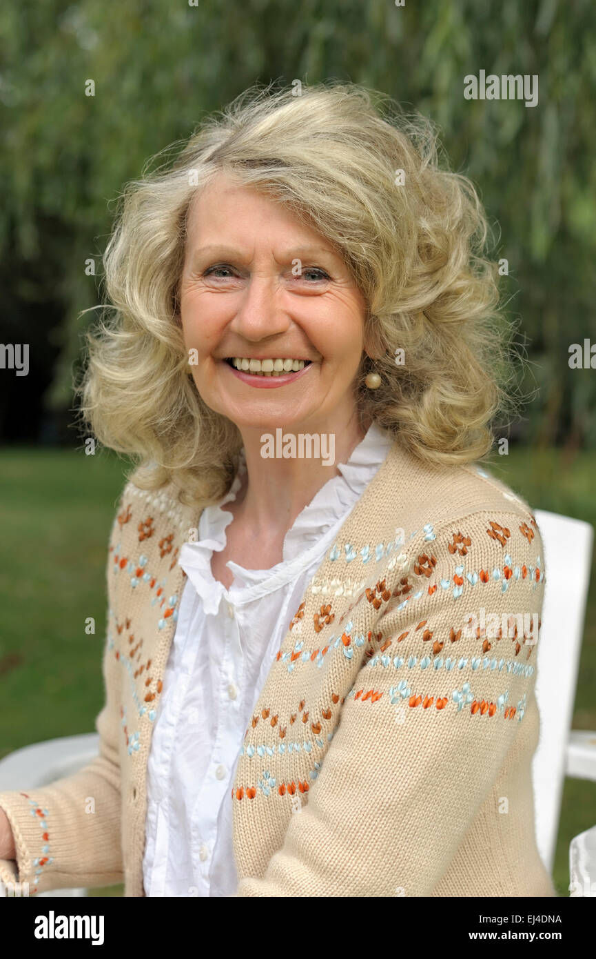 Elderly woman 70s hi-res stock photography and images - Alamy