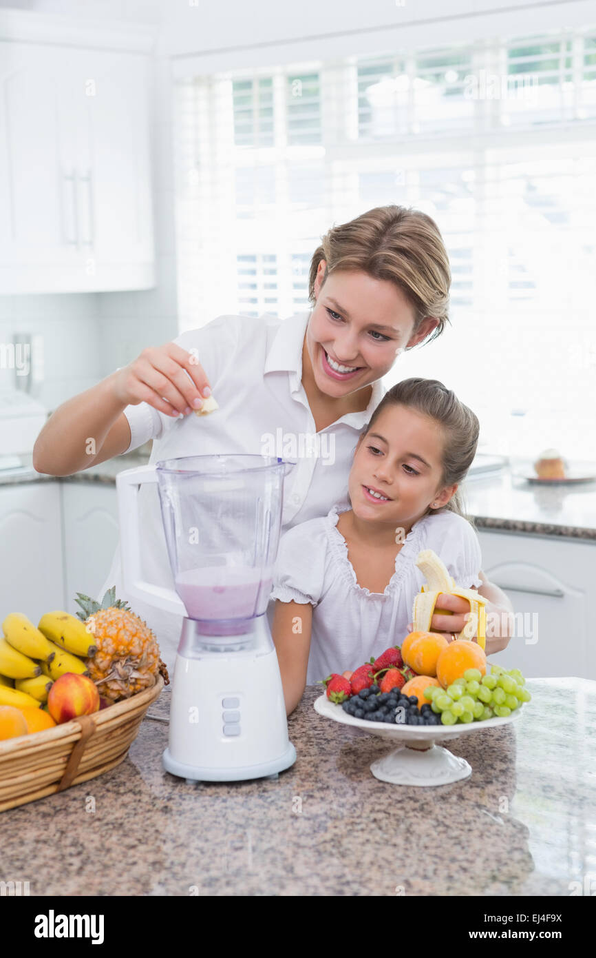 Making smoothie family hi-res stock photography and images - Alamy