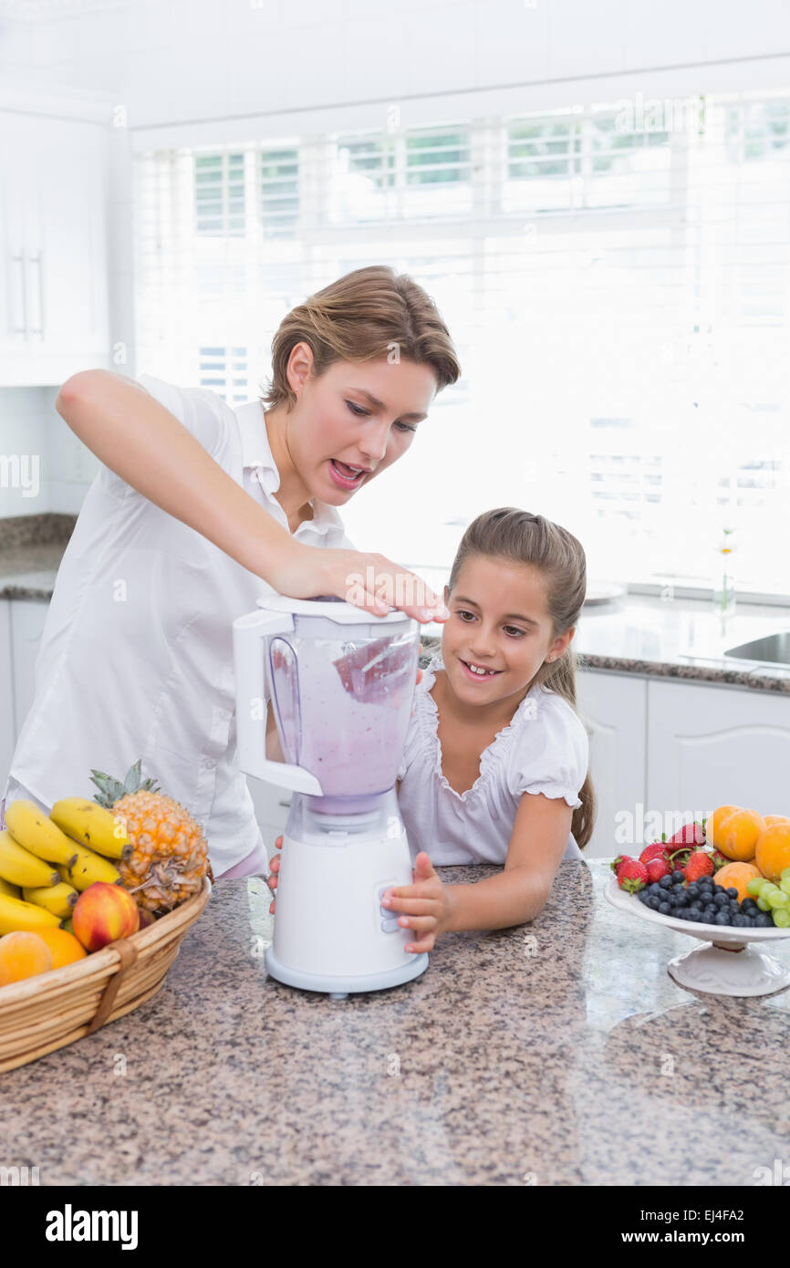 Mother and daughter making a smoothie Stock Photo - Alamy