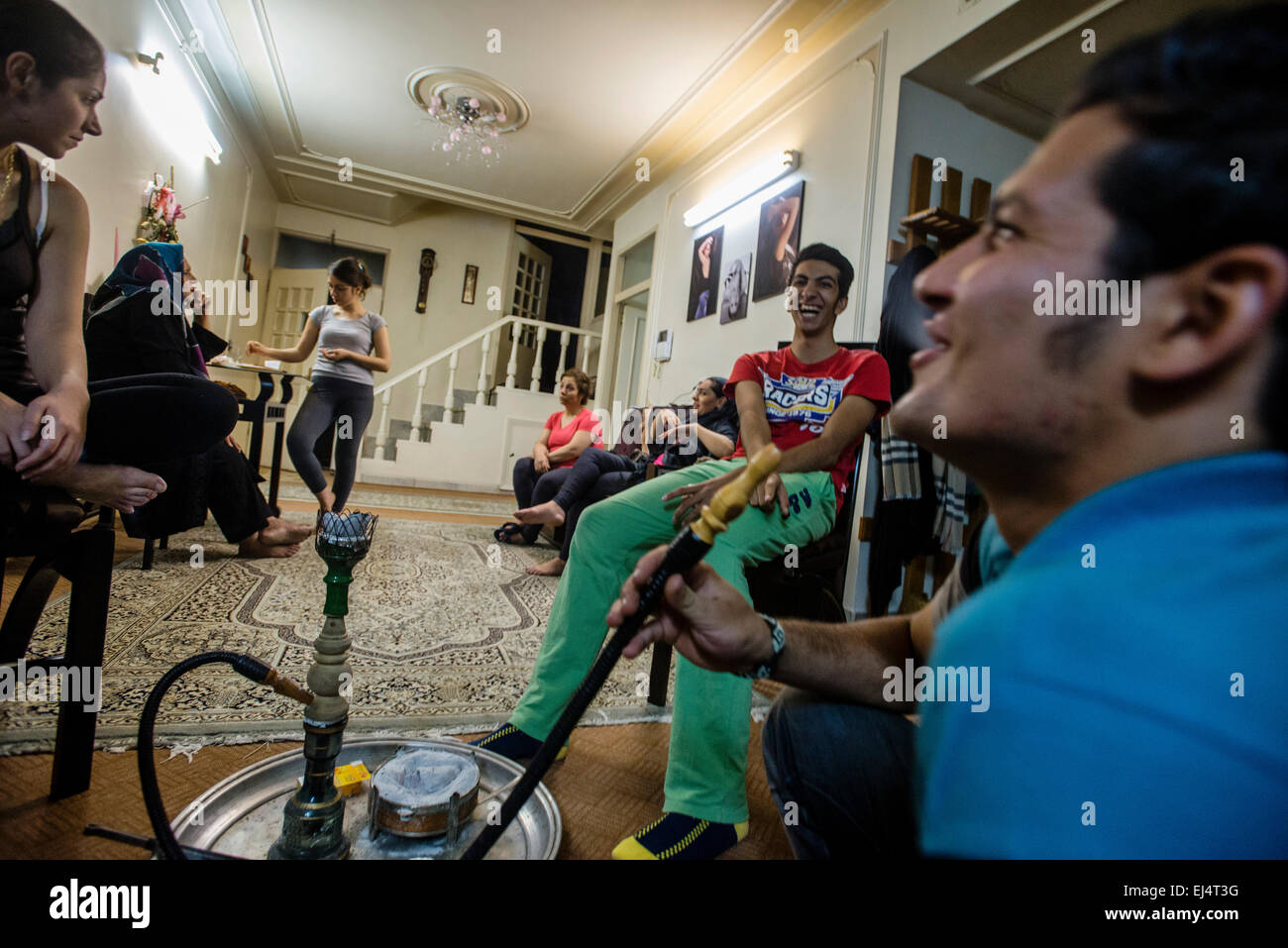 Smoking iranian hi-res stock photography and images - Alamy