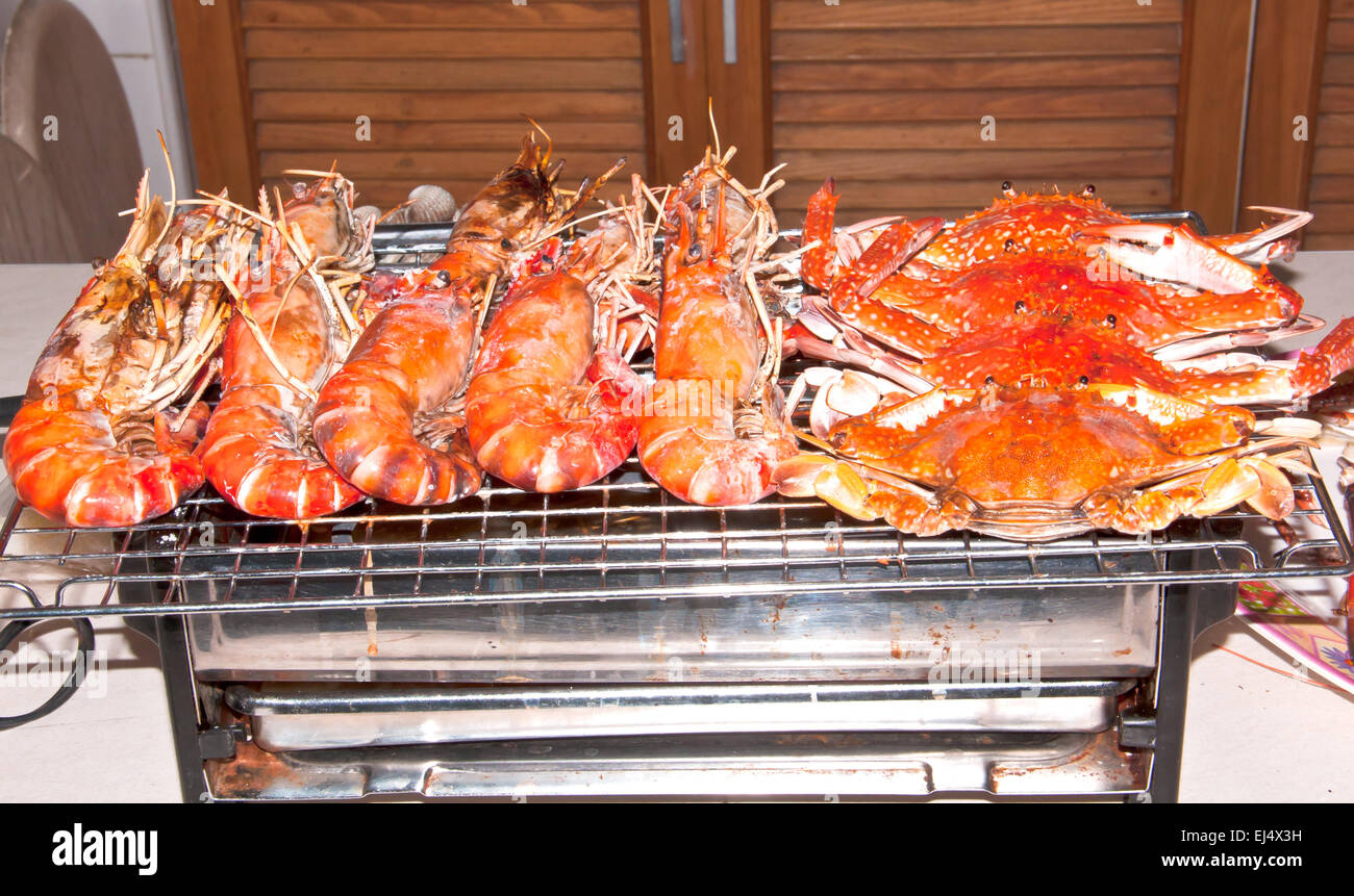Crab and shrimp are being burned on the grill Stock Photo - Alamy
