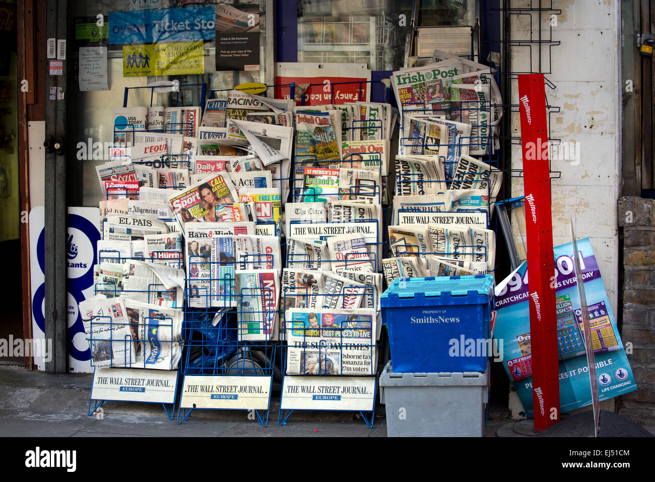 Newspaper rack hi-res stock photography and images - Alamy