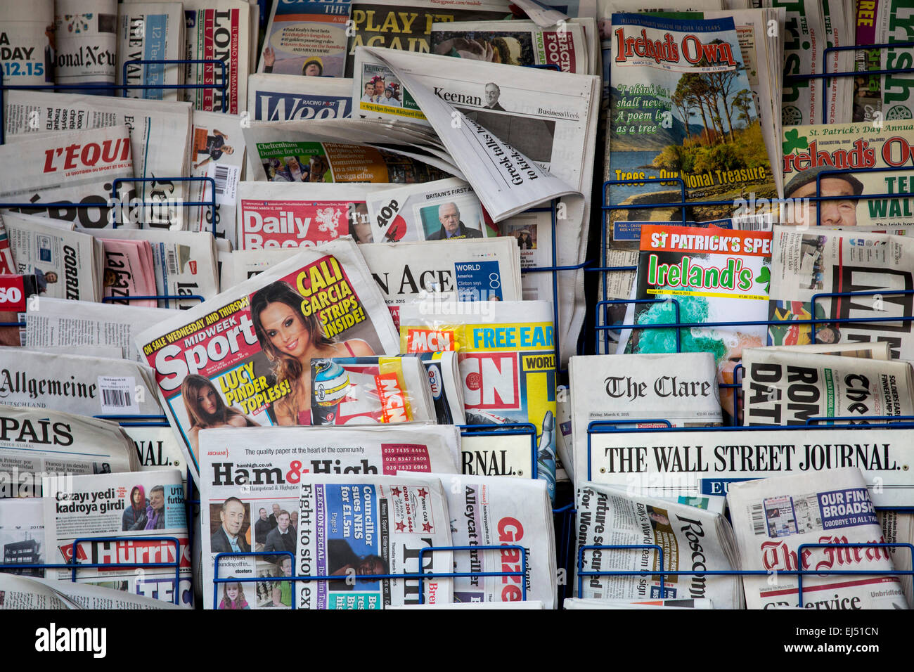 Newspaper rack hi-res stock photography and images - Alamy