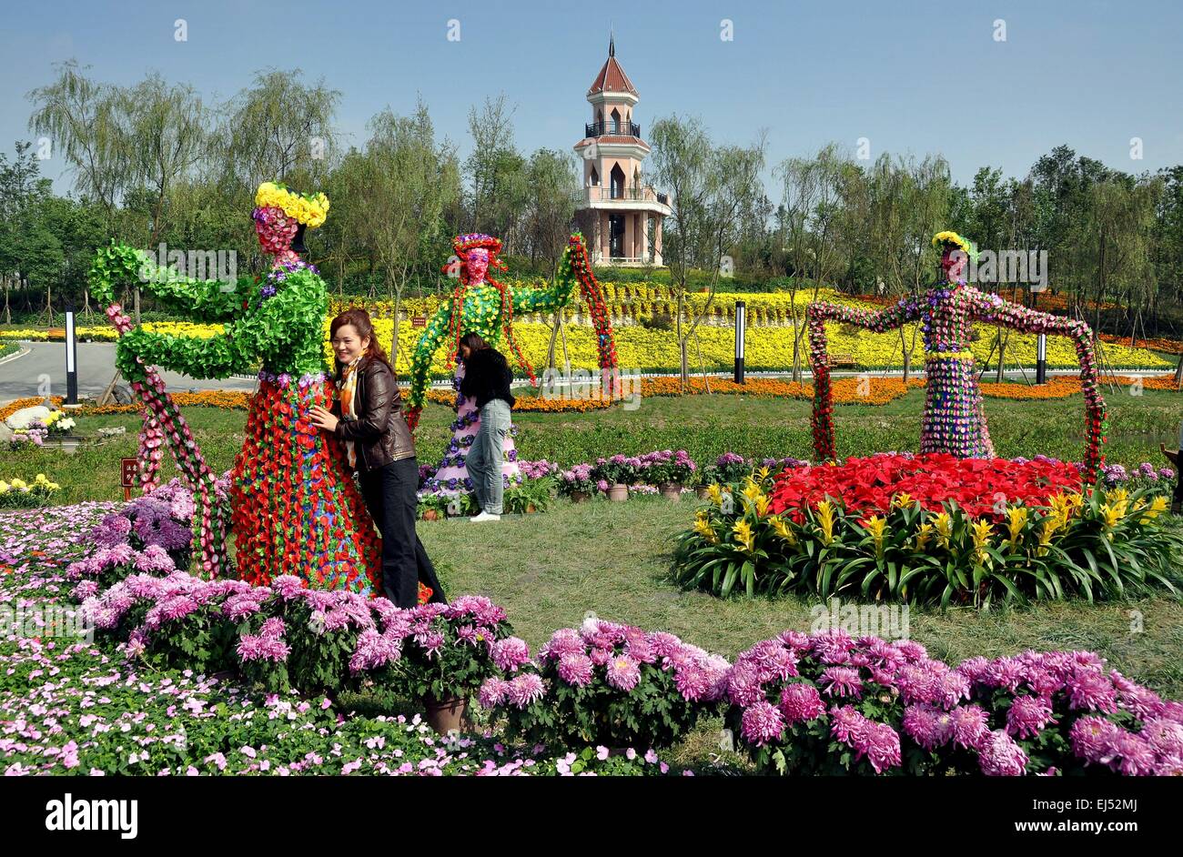 Qingbaijiang, China: Two women at the Phoenix Lake Park Chrysanthemum ...