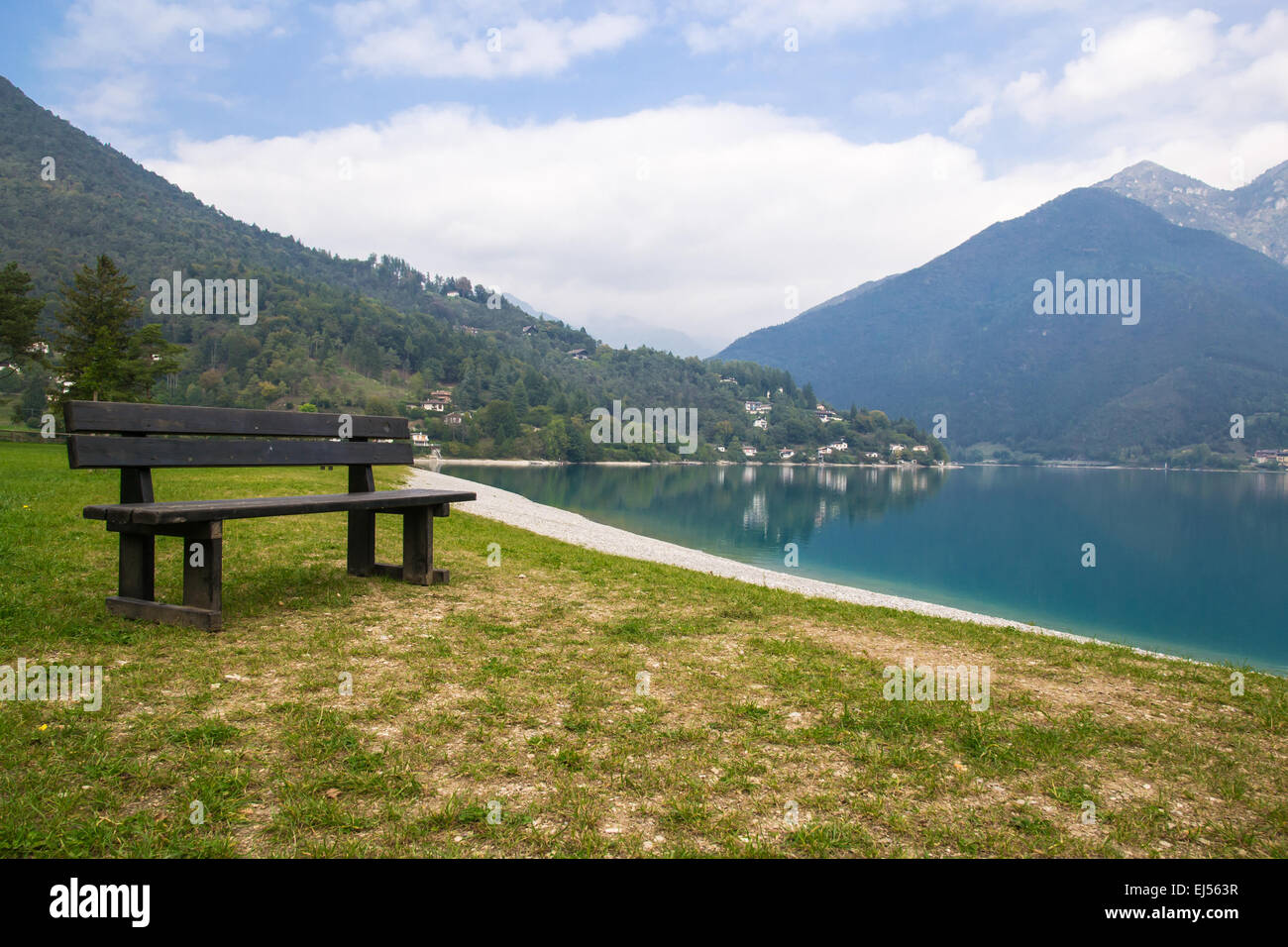 Bench empty lake pond hi-res stock photography and images - Alamy