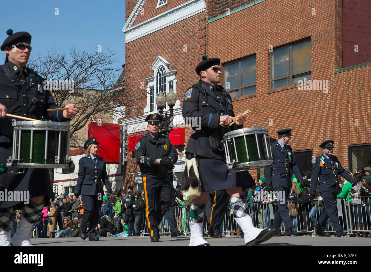 St patrick’s day parade walking hi-res stock photography and images - Alamy