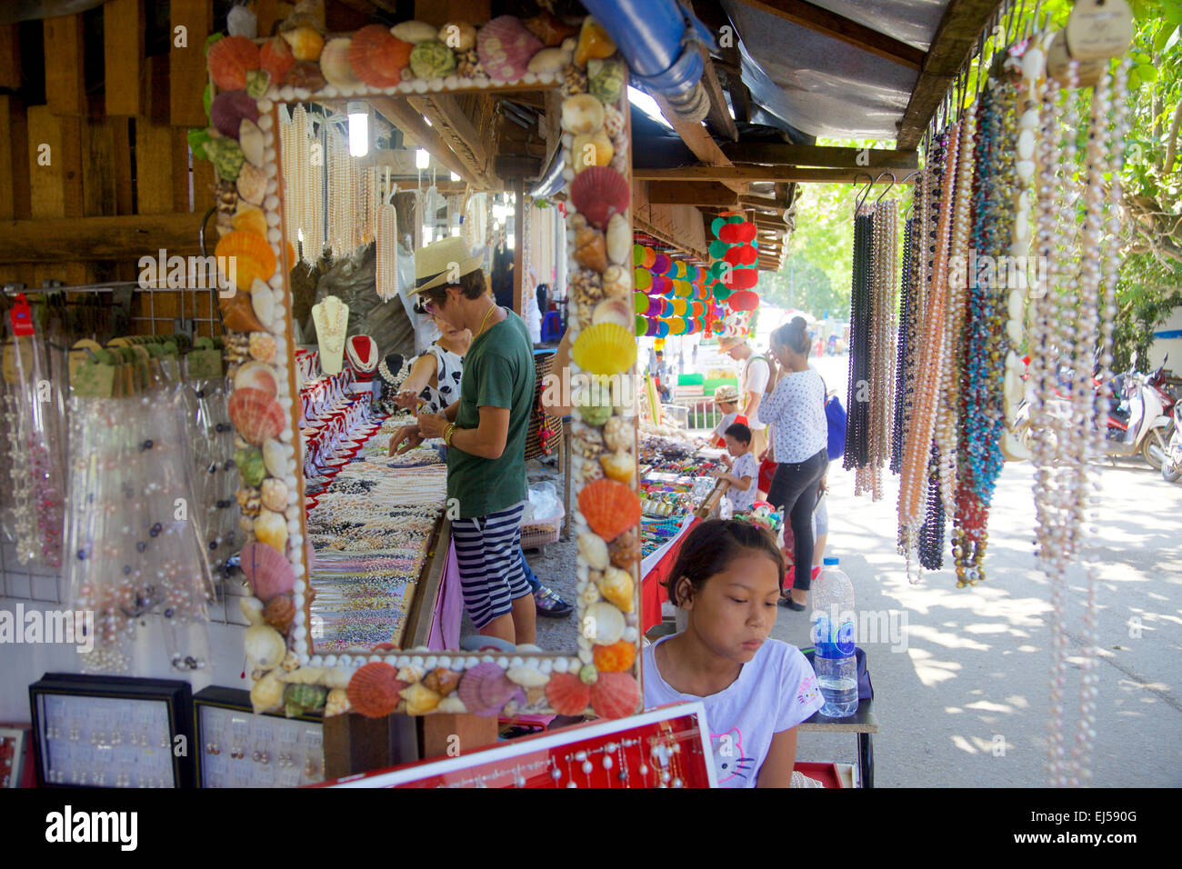 Selling pearls hi-res stock photography and images - Alamy