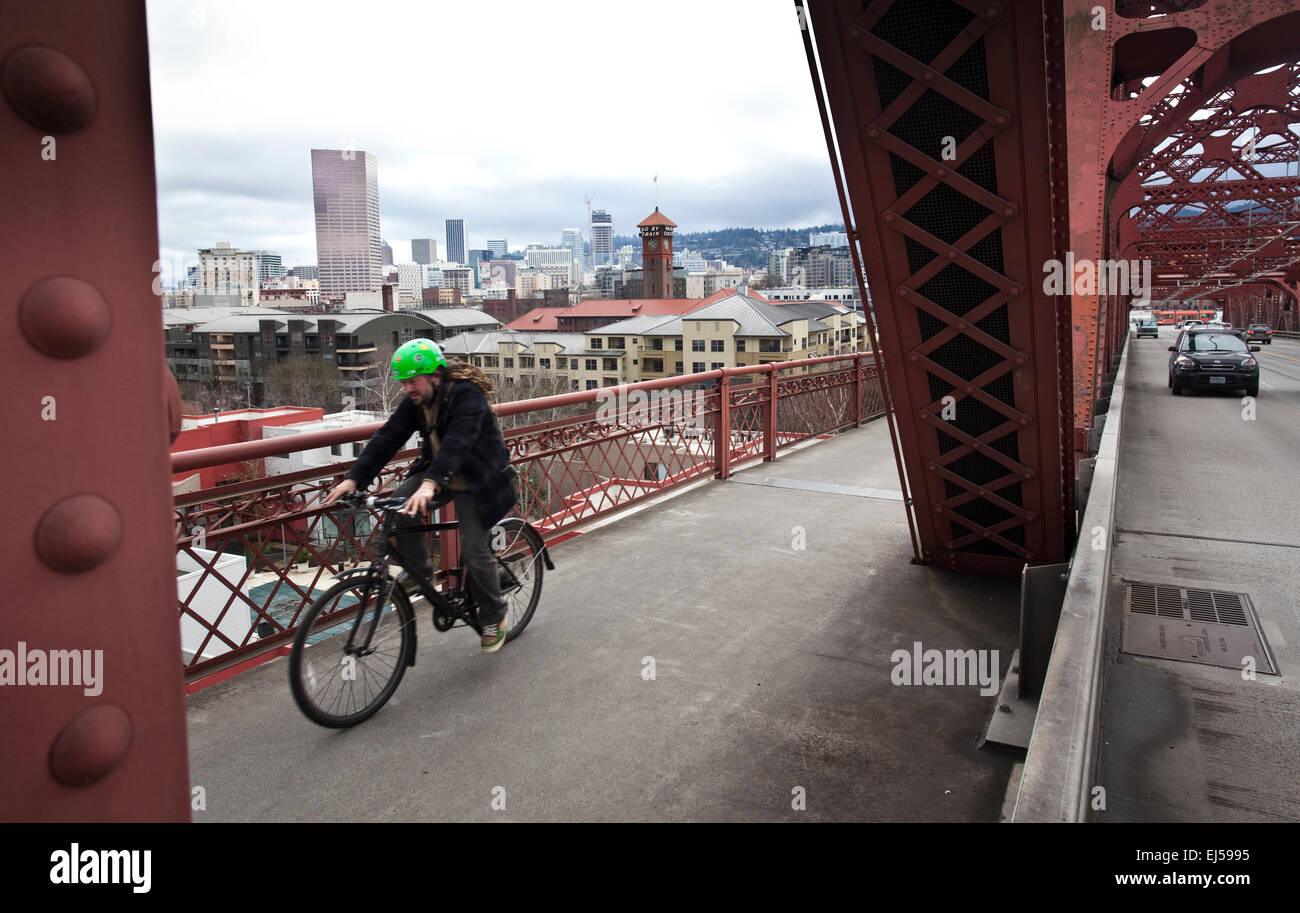 Portland, OR, USA. 26th Feb, 2015. Feb. 26, 2015. Bicycle commuters ...