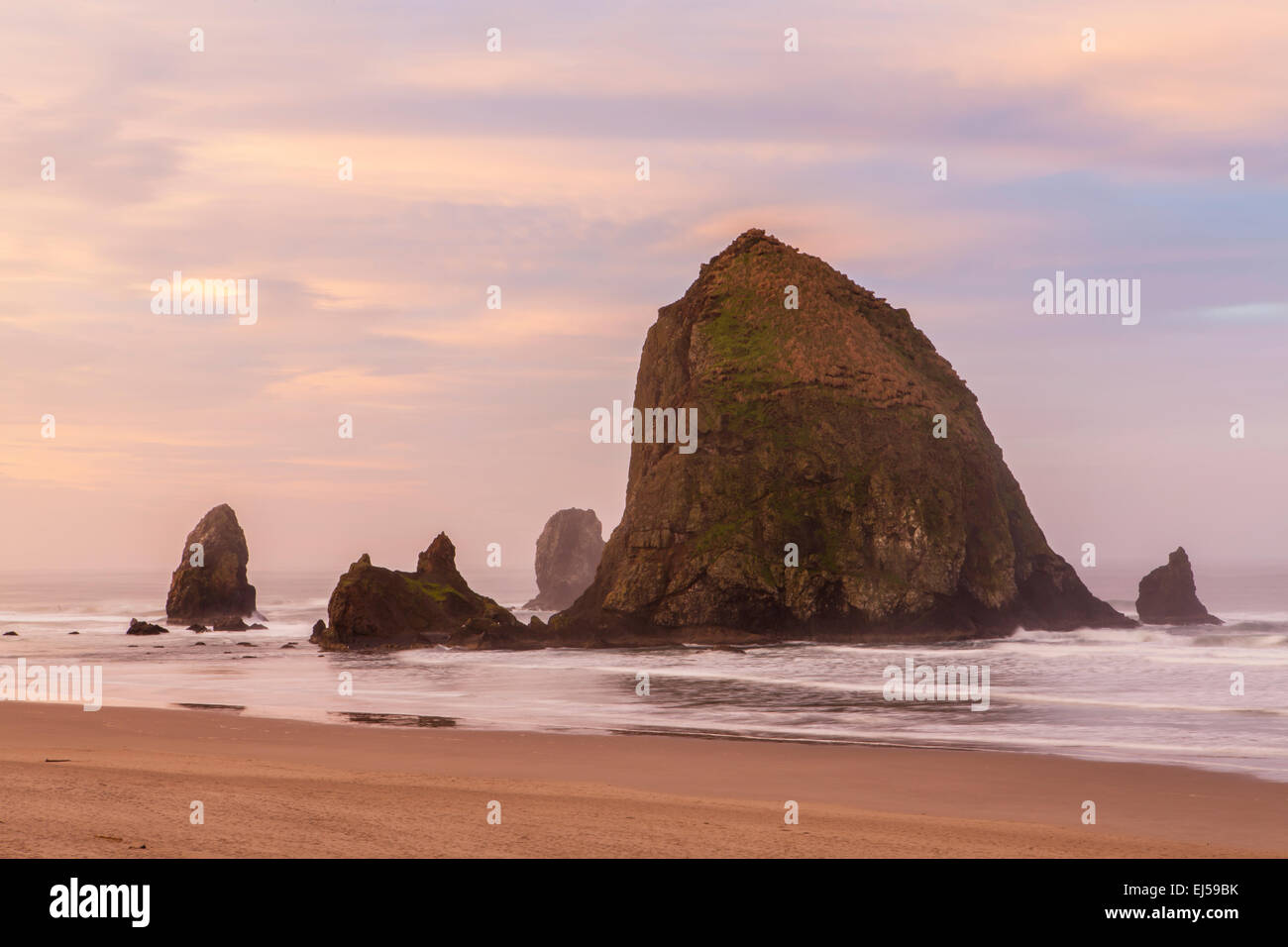 Haystack Rock at Cannon Beach in the morning hours, Oregon coast ...