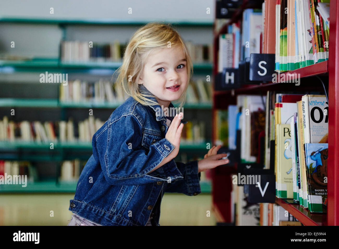 Books library girl hi-res stock photography and images - Alamy