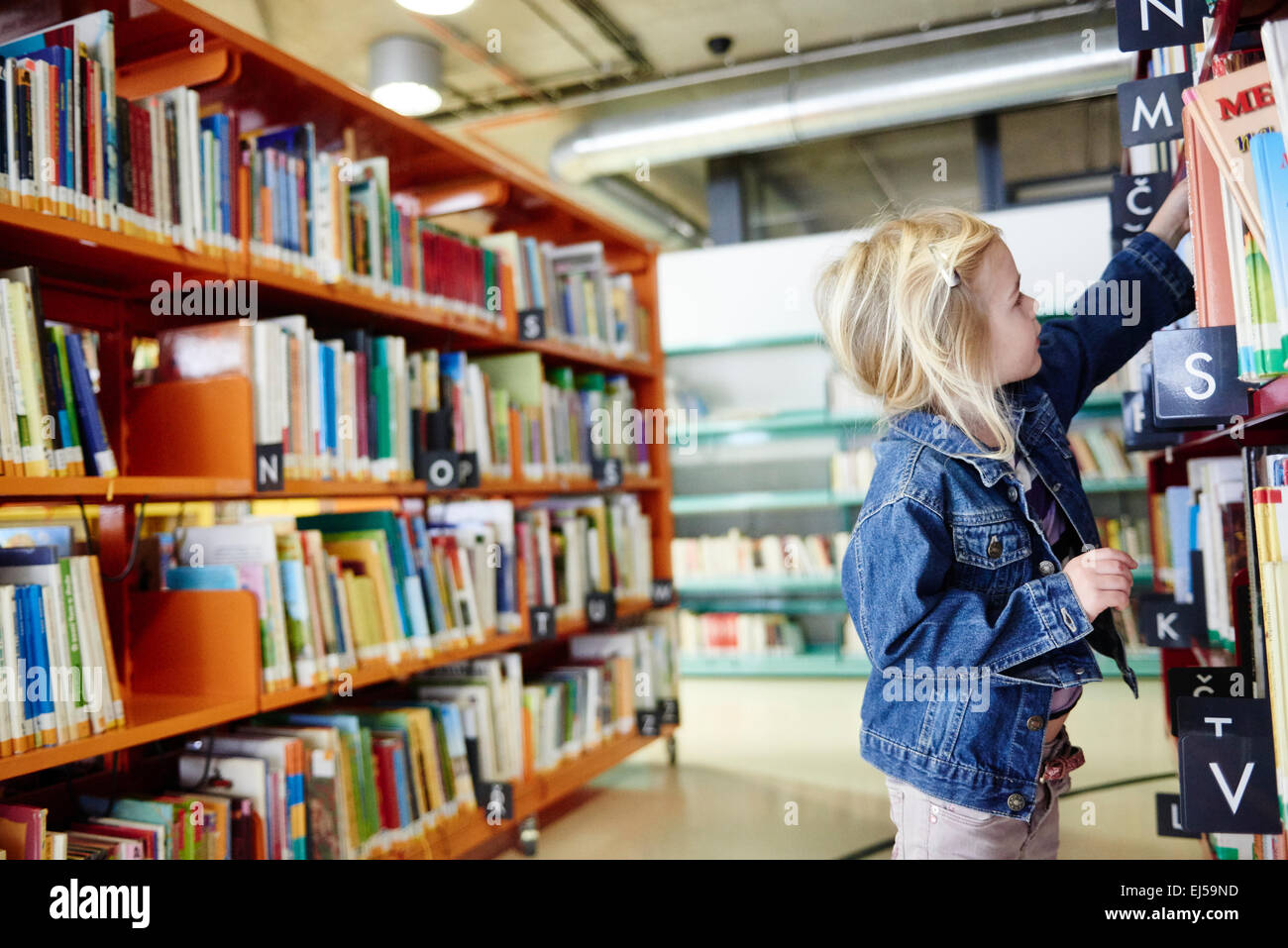 Children's books stack hi-res stock photography and images - Alamy