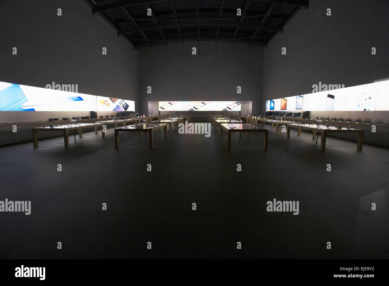 Apple store night midtown new hi-res stock photography and images - Alamy