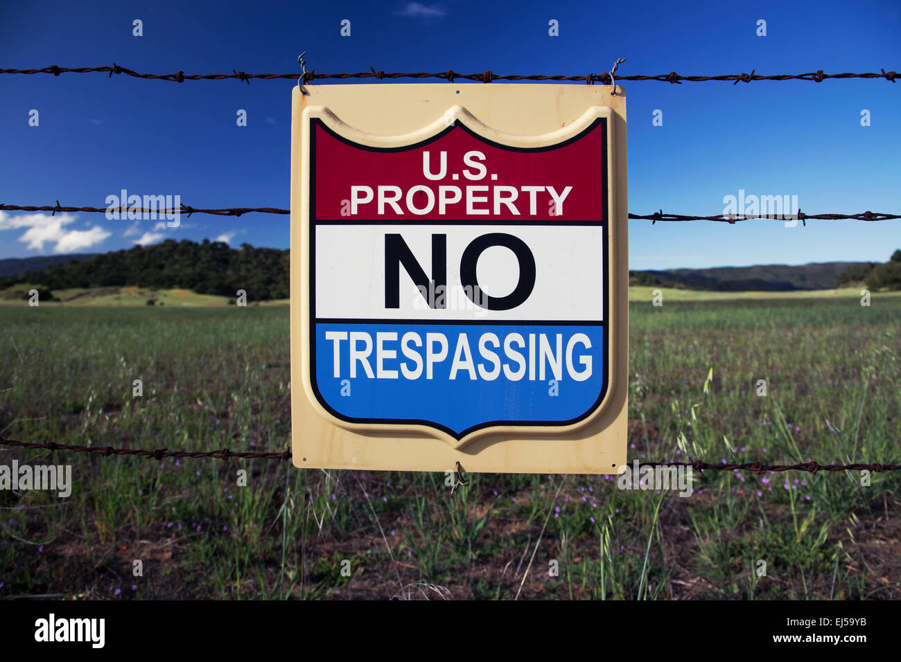 Fence no trespassing sign hi-res stock photography and images - Alamy