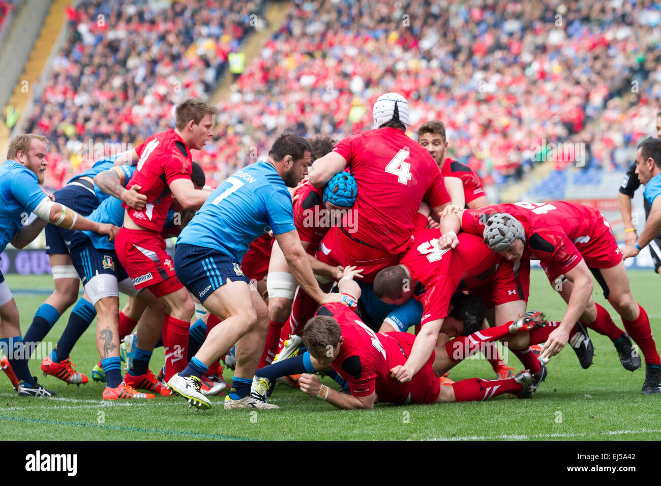 Welsh rugby team scrum hi-res stock photography and images - Alamy
