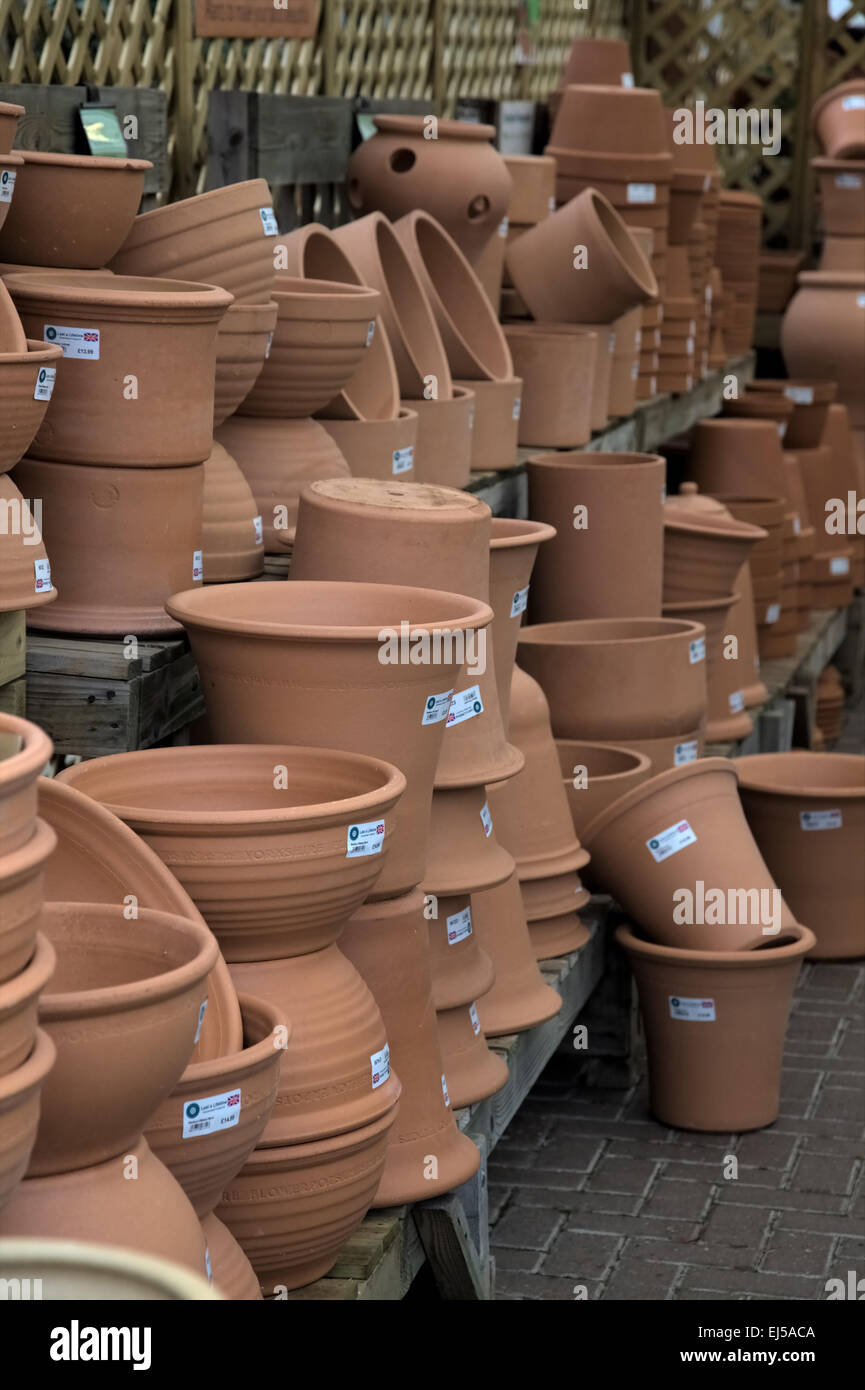 Garden centre terracotta pots hi-res stock photography and images - Alamy