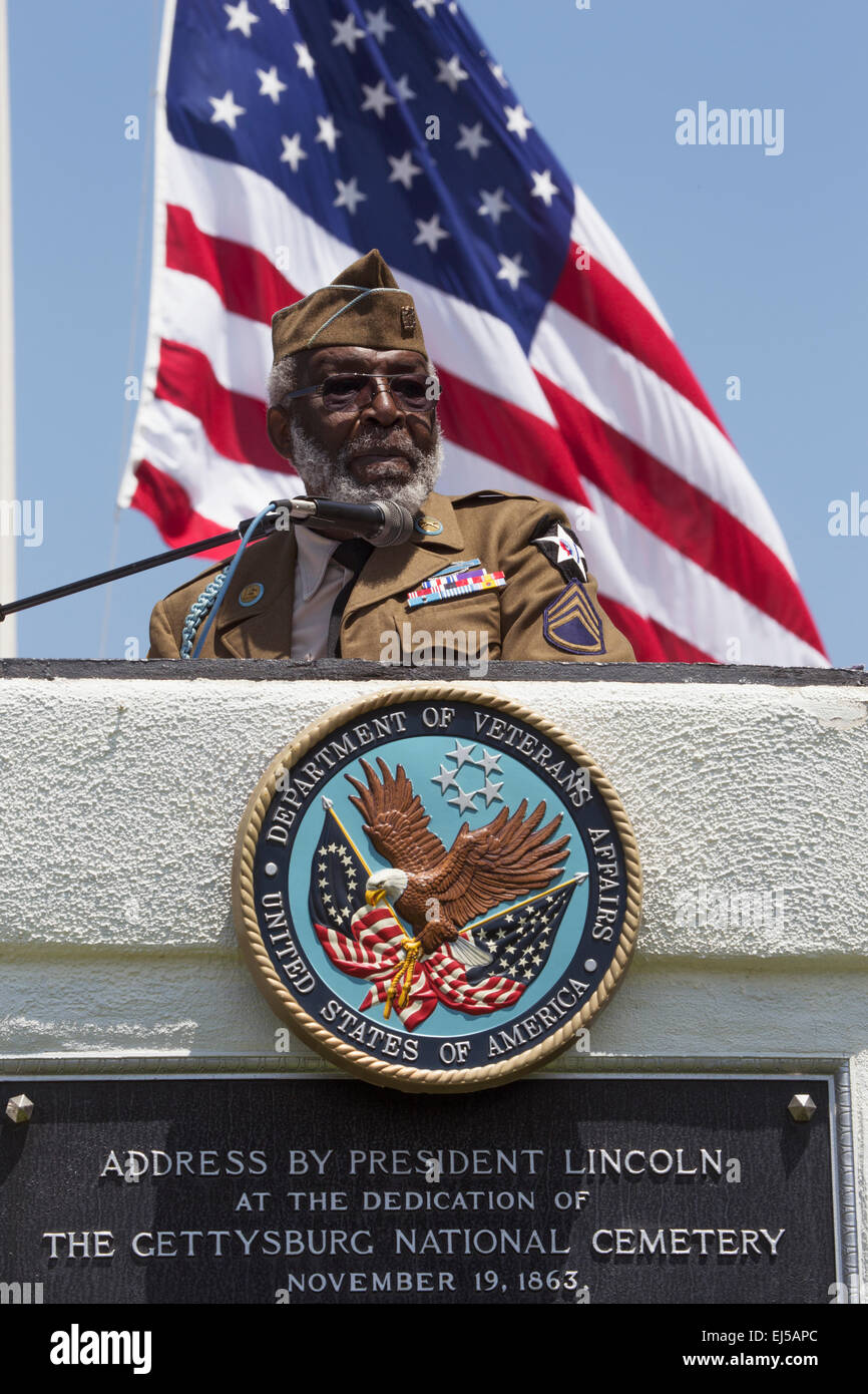 Actor-veteran James McEachin speaking at Los Angeles National Cemetery ...