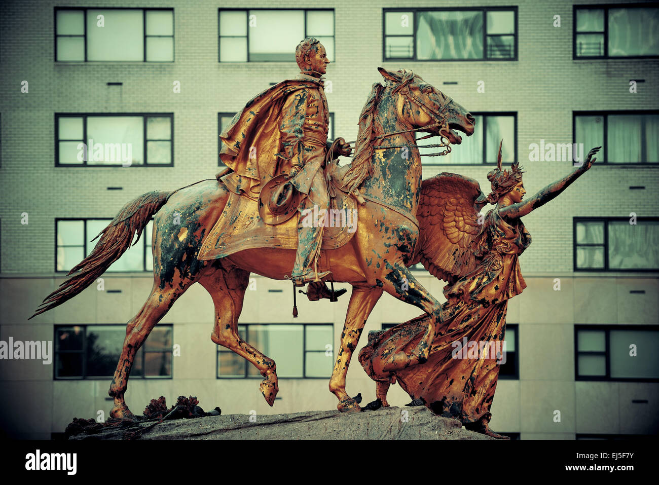 Street view with statue in Midtown Manhattan Stock Photo - Alamy