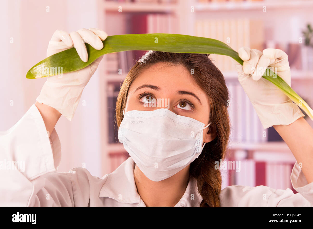 Female biologist, nature hi-res stock photography and images - Alamy