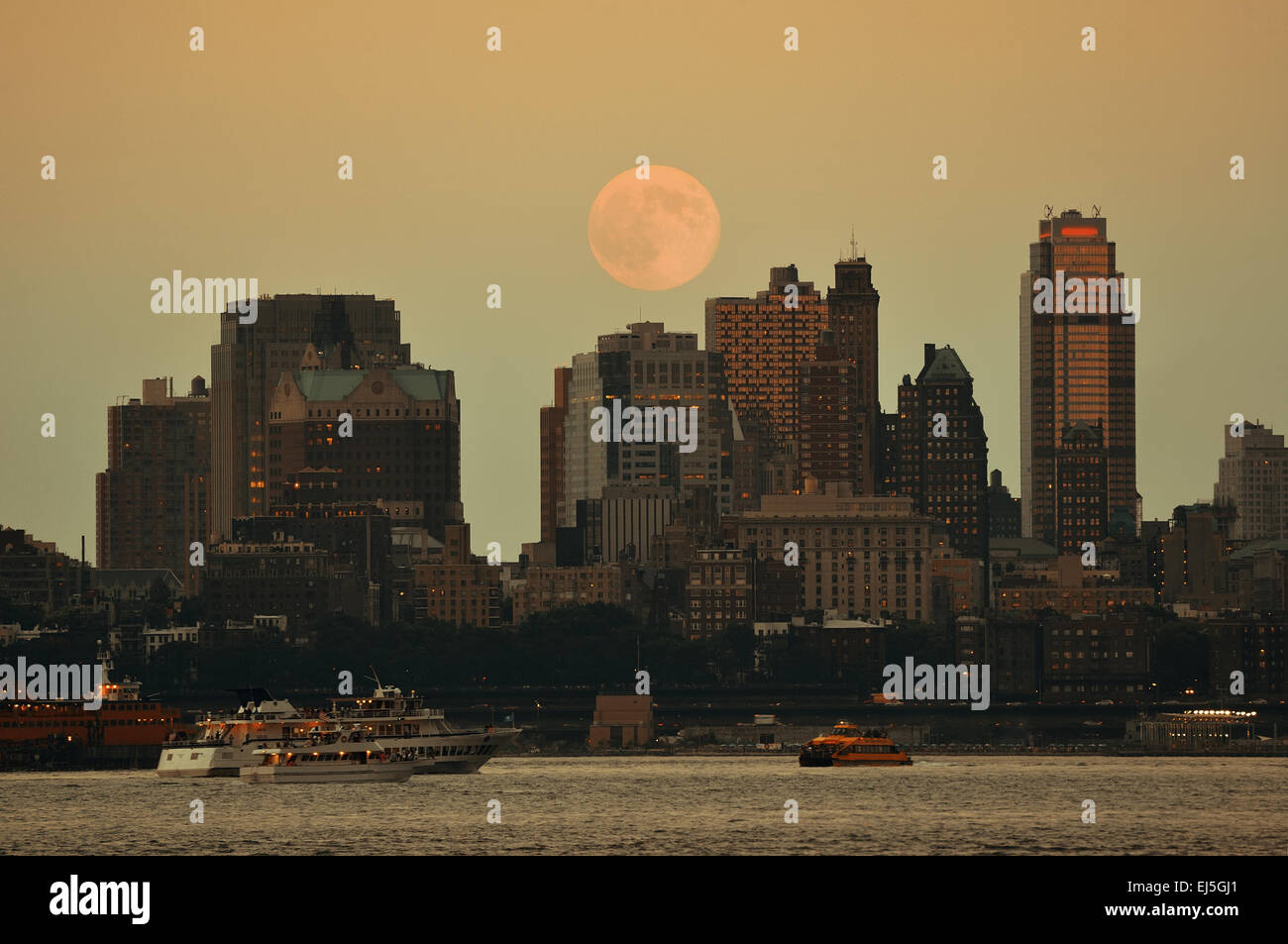Super Moon and downtown buildings in Brooklyn Stock Photo - Alamy