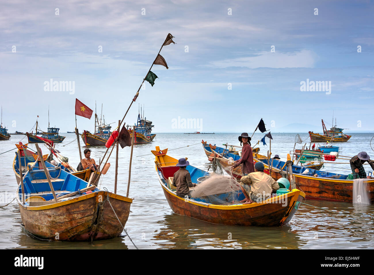 Traditional vietnamese fishing boat hi-res stock photography and images ...