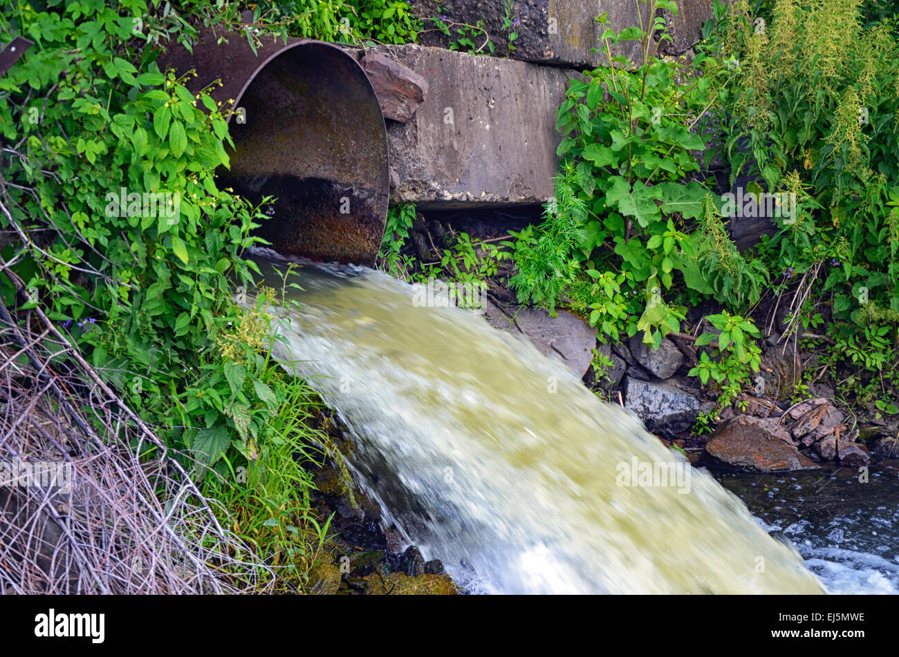 Dam discharge hi-res stock photography and images - Alamy