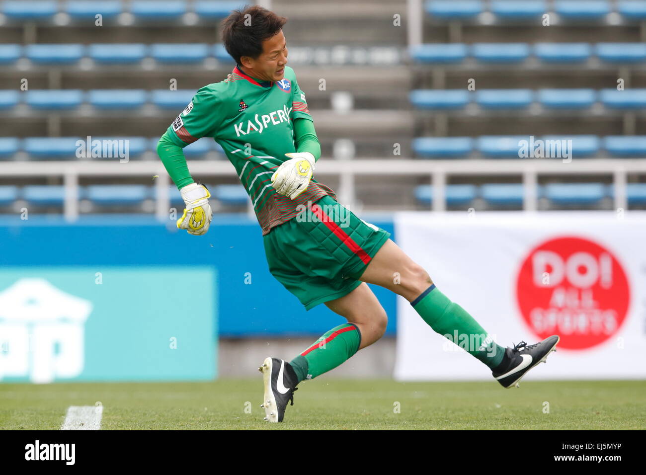 NHK Spring Mitsuzawa Football Stadium, Kanagawa, Japan. 21st Mar, 2015. Takuya Takahashi (Y.S.C ...