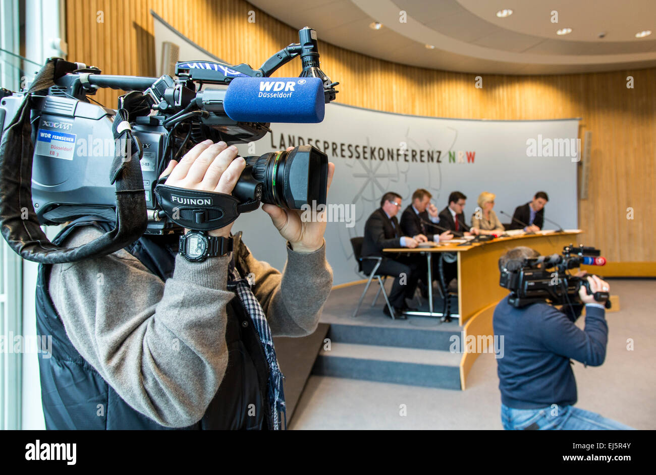 Press conference, TV team, camera men Stock Photo - Alamy