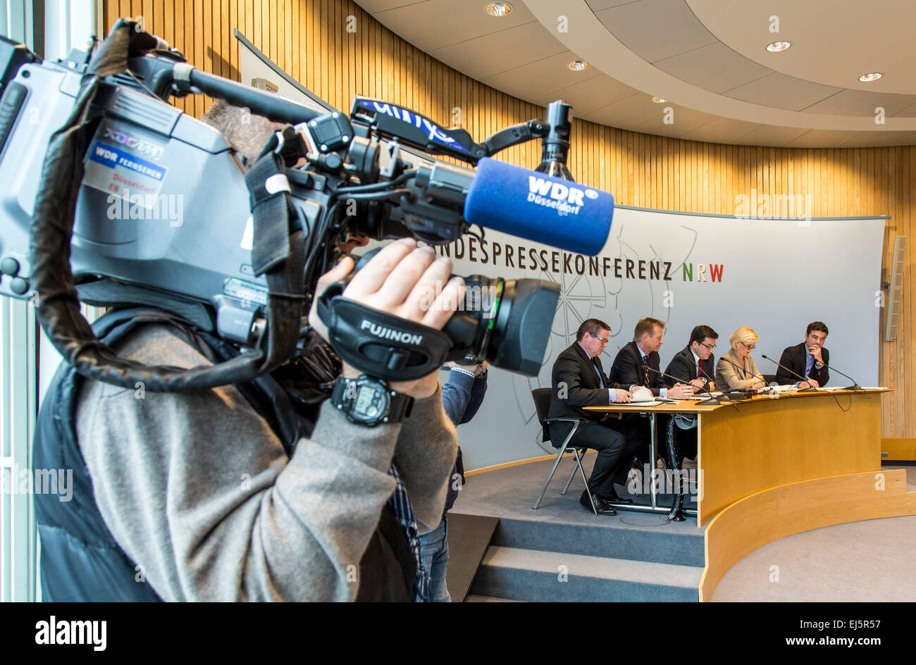 Press conference, TV team, camera men Stock Photo - Alamy