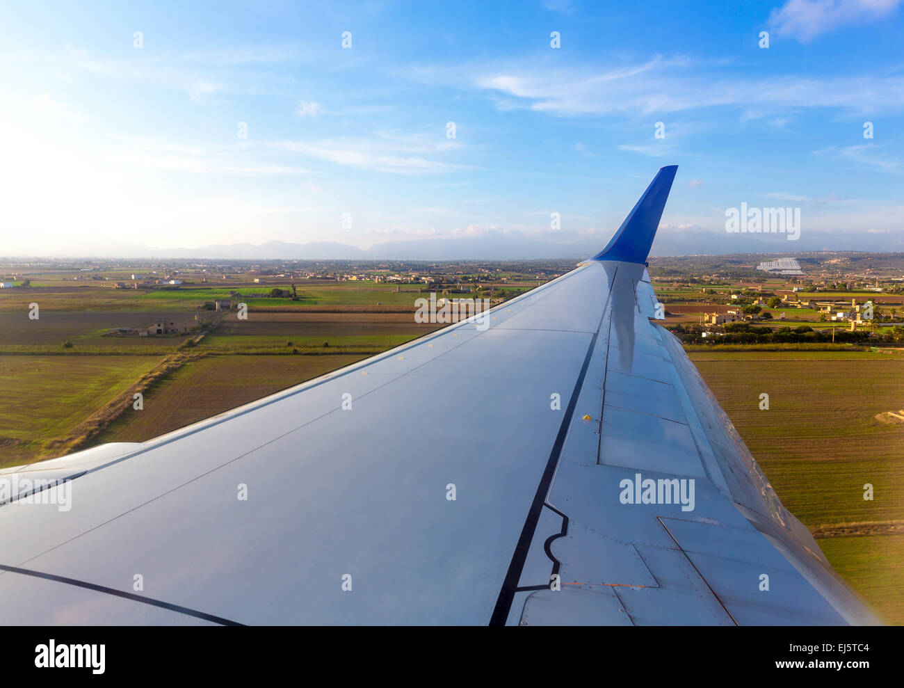 Left wing airplane in flight hi-res stock photography and images - Alamy
