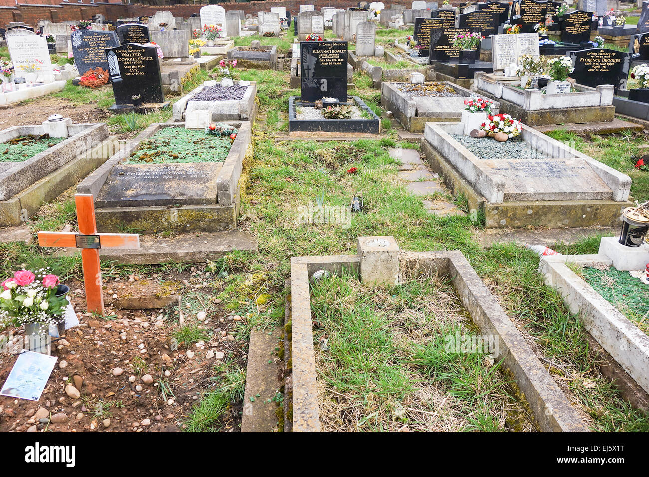 Graveyard uk hi-res stock photography and images - Alamy