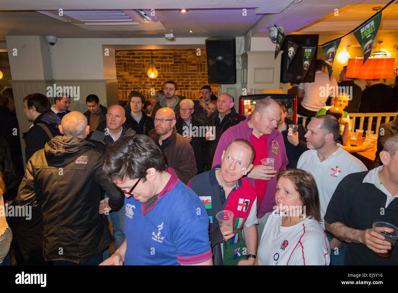 Bar maid pouring drink hi-res stock photography and images - Alamy