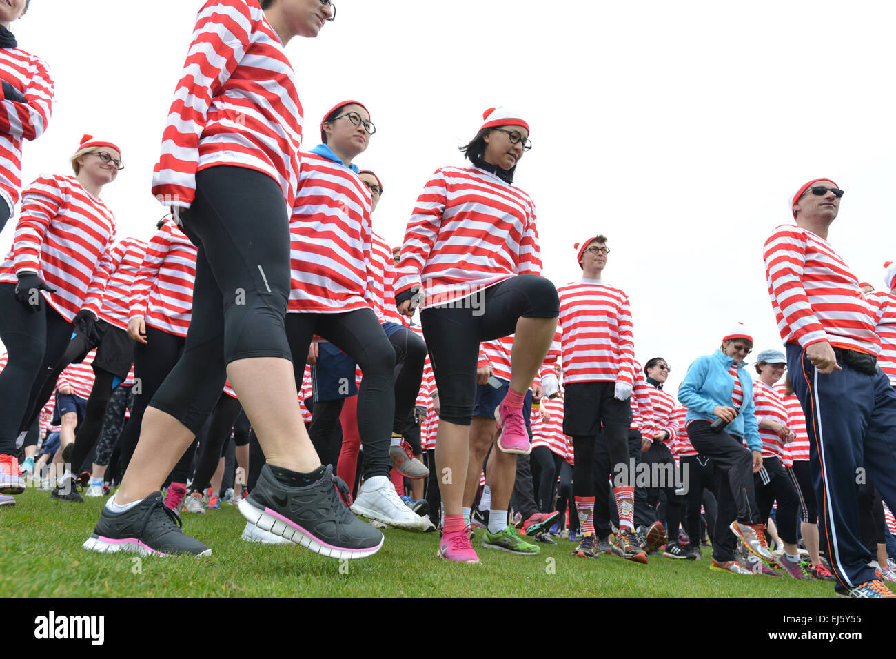Victoria Park, London, UK. 22nd March 2015. Runners get ready for the ... Victoria Park, London, UK. 22nd March 2015. Runners get ready for the ...
