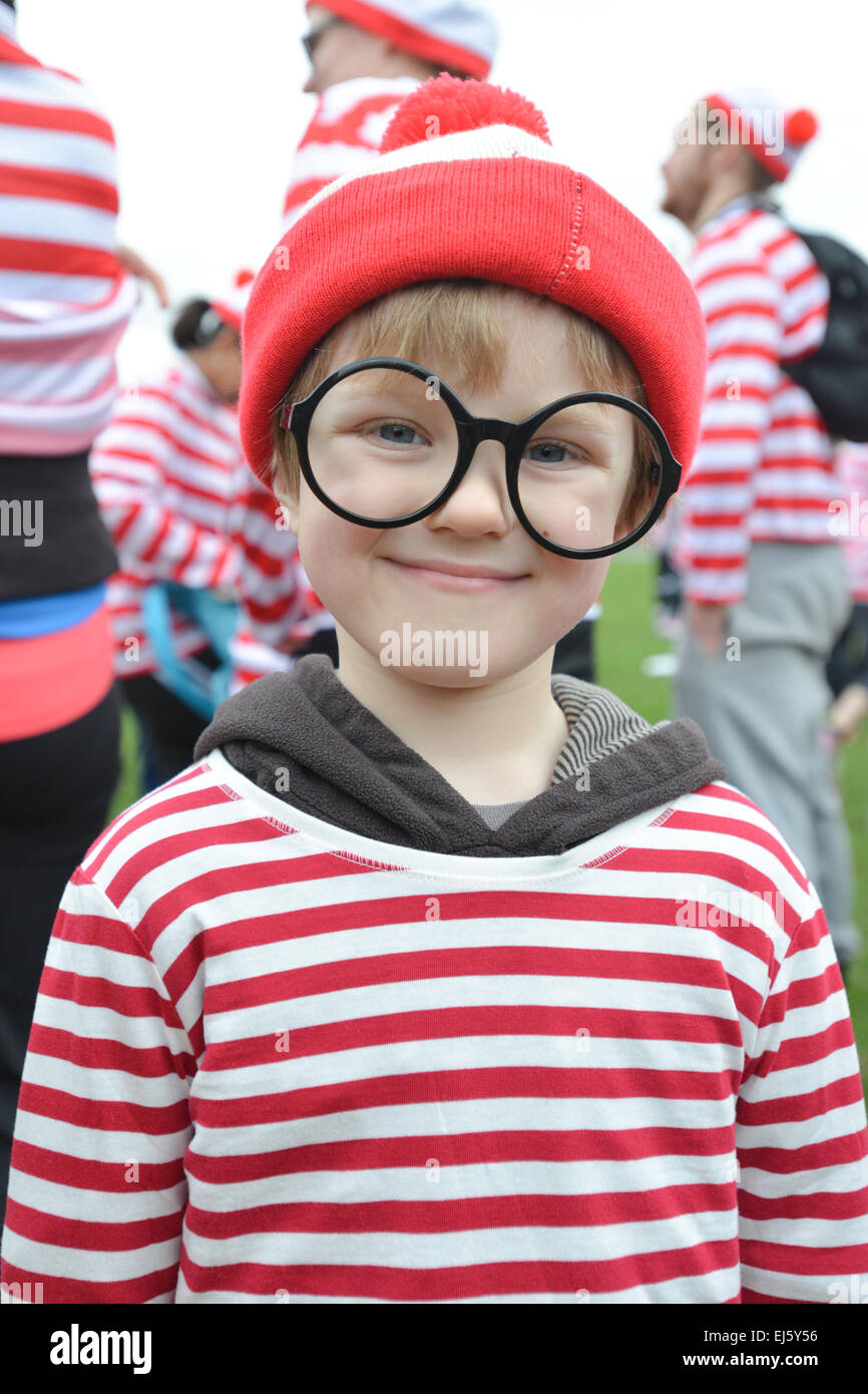 Victoria Park, London, UK. 22nd March 2015. Runners get ready for the ...