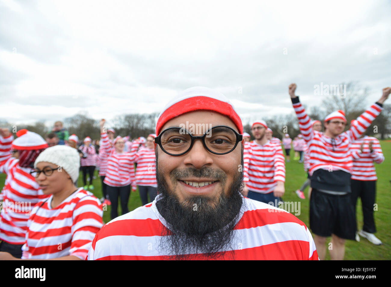 Victoria Park, London, UK. 22nd March 2015. Runners get ready for the ... Victoria Park, London, UK. 22nd March 2015. Runners get ready for the ...