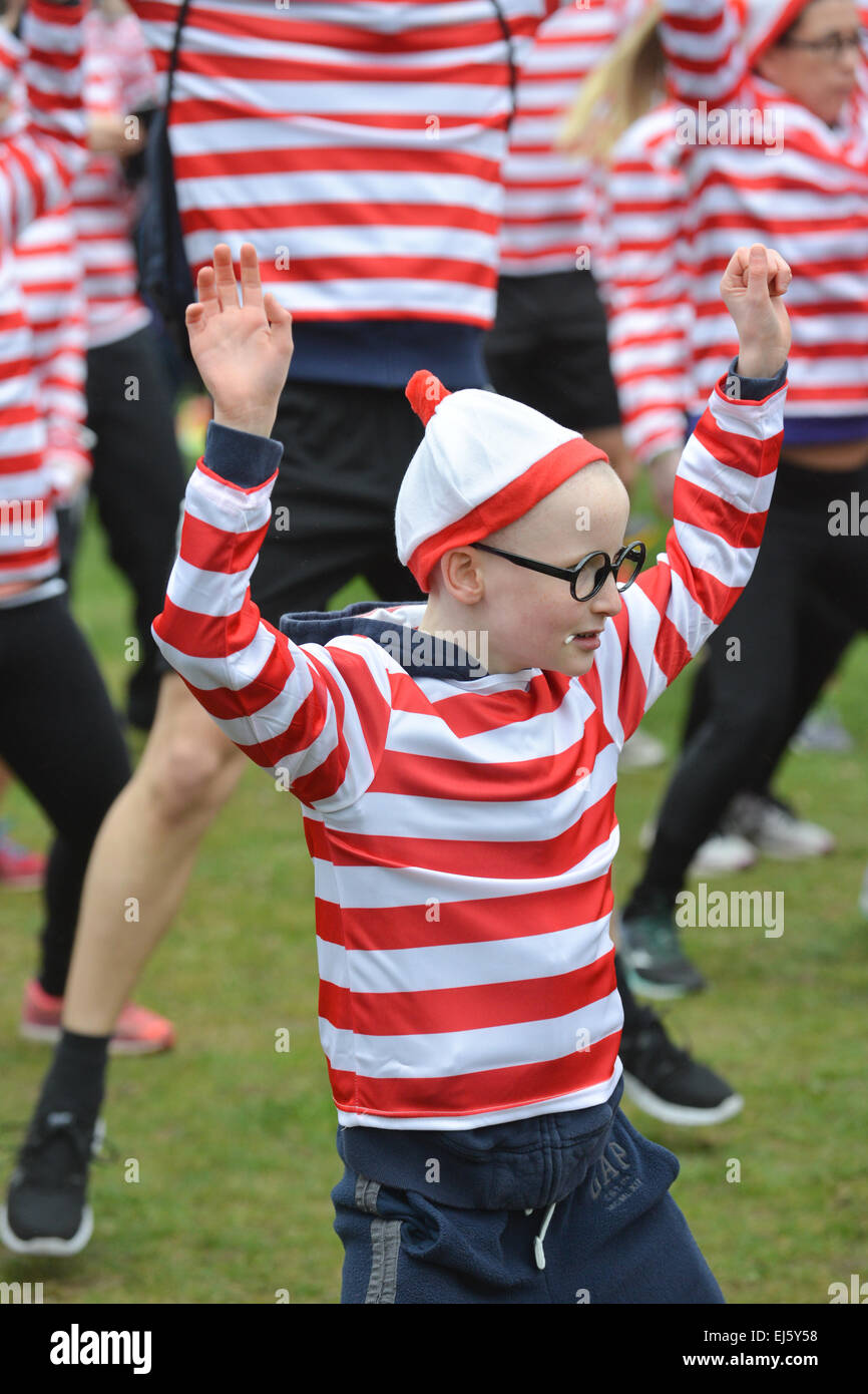 Victoria Park, London, UK. 22nd March 2015. Runners get ready for the ...