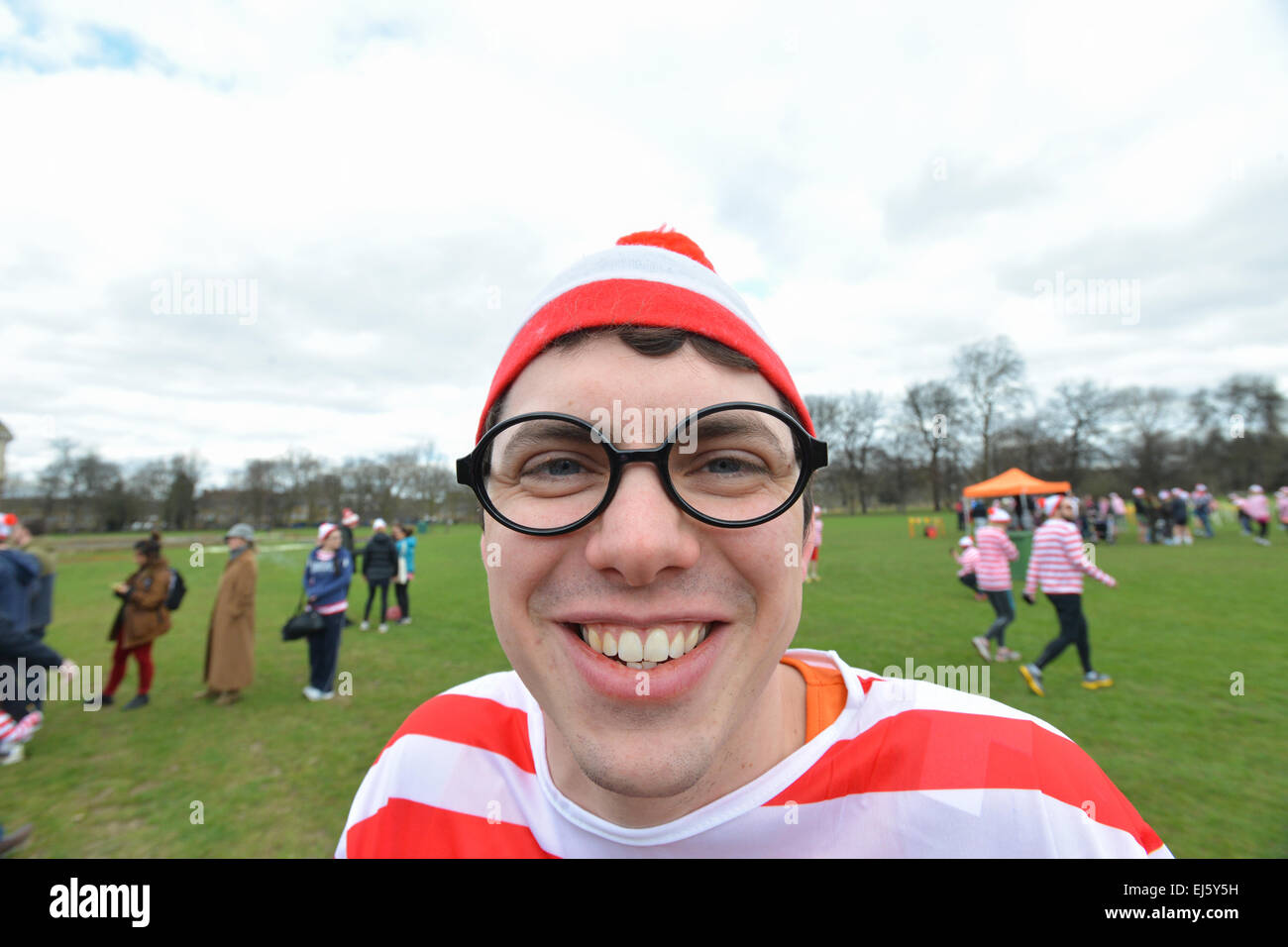 Victoria Park, London, UK. 22nd March 2015. Runners get ready for the ... Victoria Park, London, UK. 22nd March 2015. Runners get ready for the ...