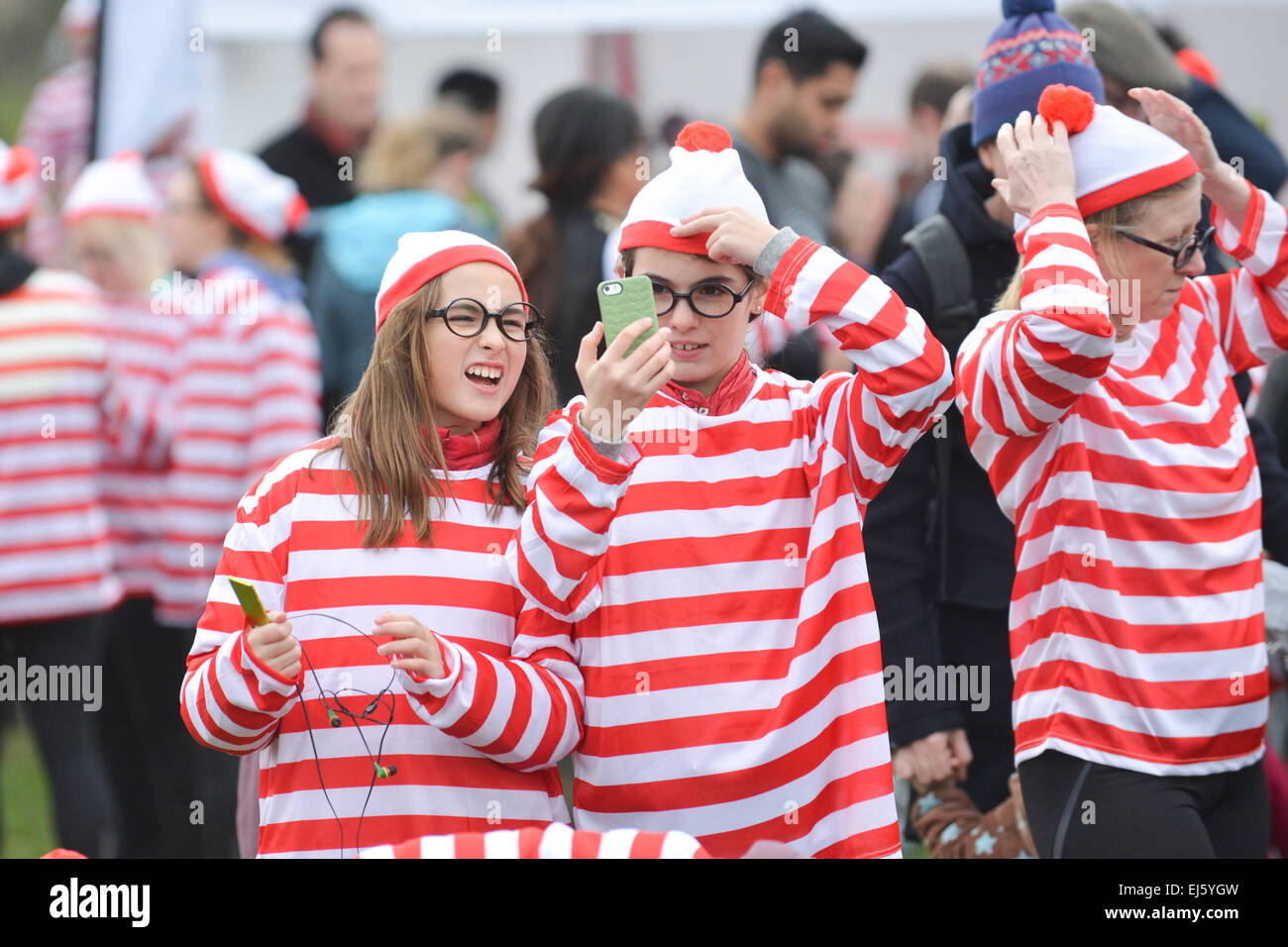Victoria Park, London, UK. 22nd March 2015. Runners get ready for the ...